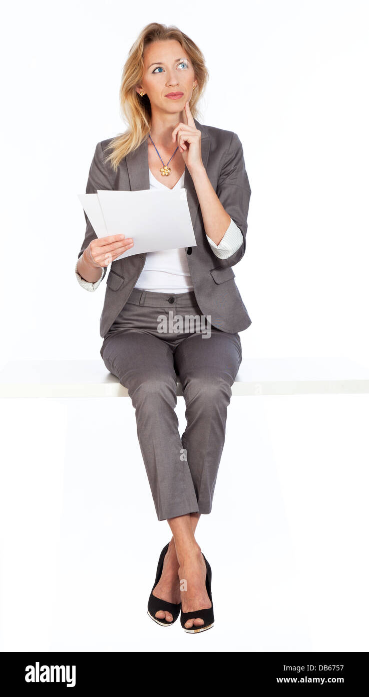Frau sitzt überlegt Stock Photo - Alamy