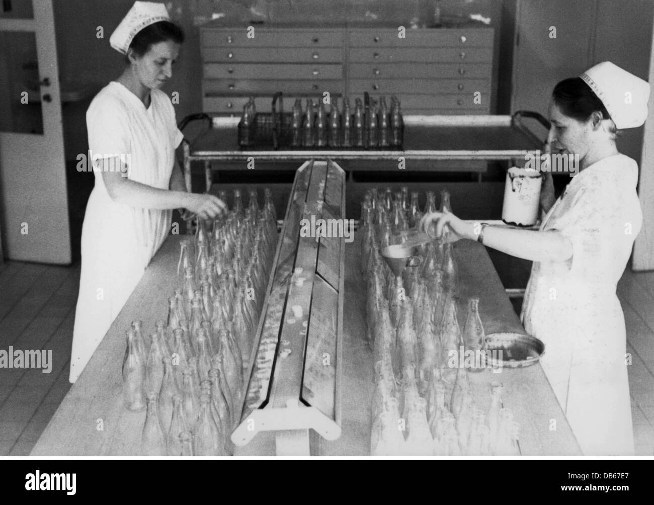 1930s laboratory hi-res stock photography and images - Alamy