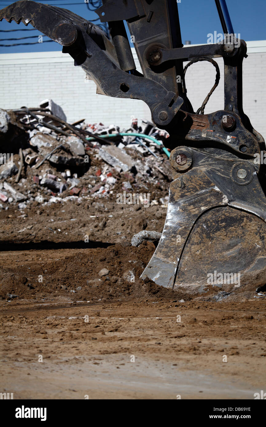 Excavator scoop digging up dirt Stock Photo - Alamy