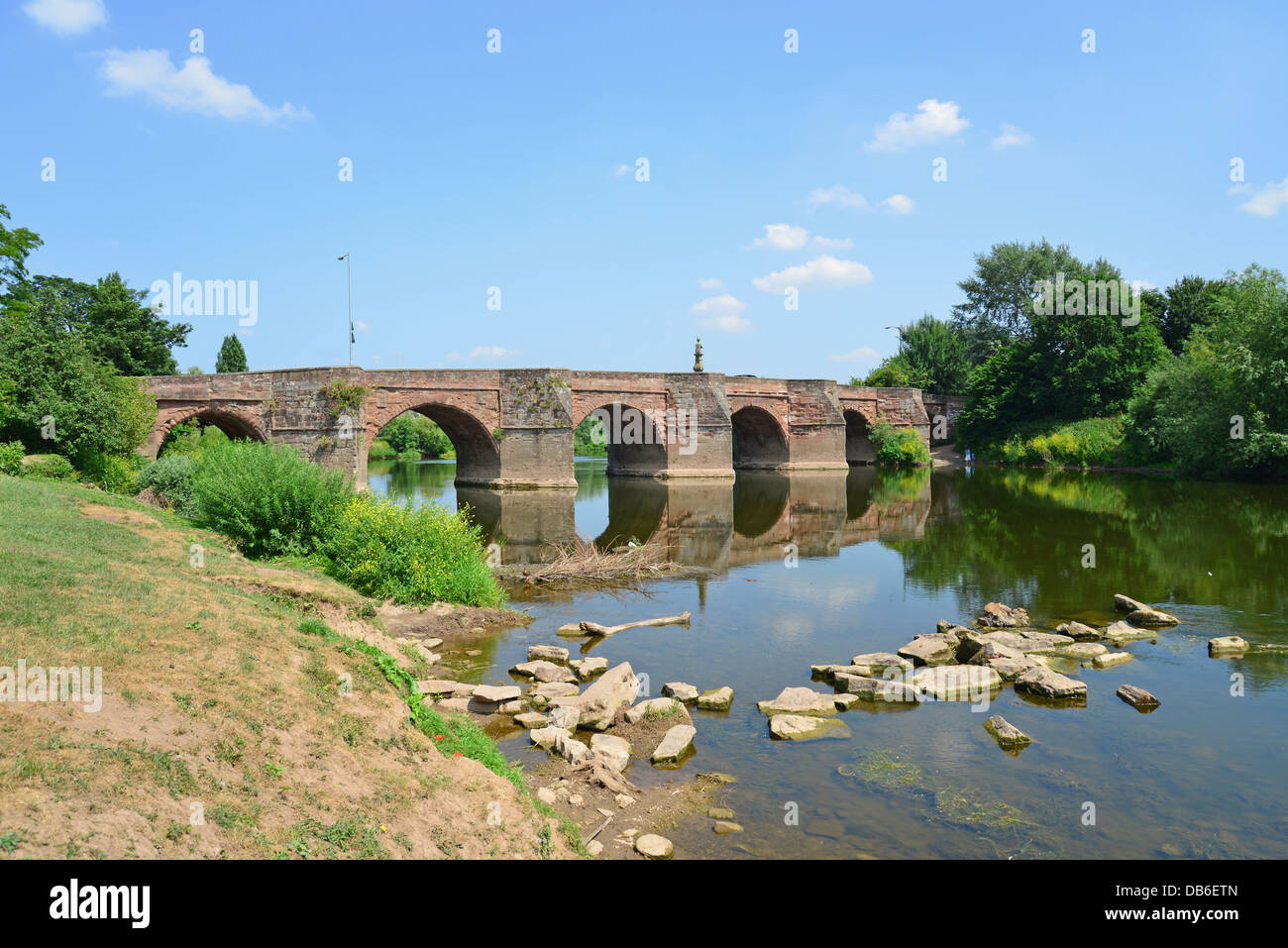 Ancient stone bridge over River Wye, Ross-on-Wye (Rhosan ar Wy ...