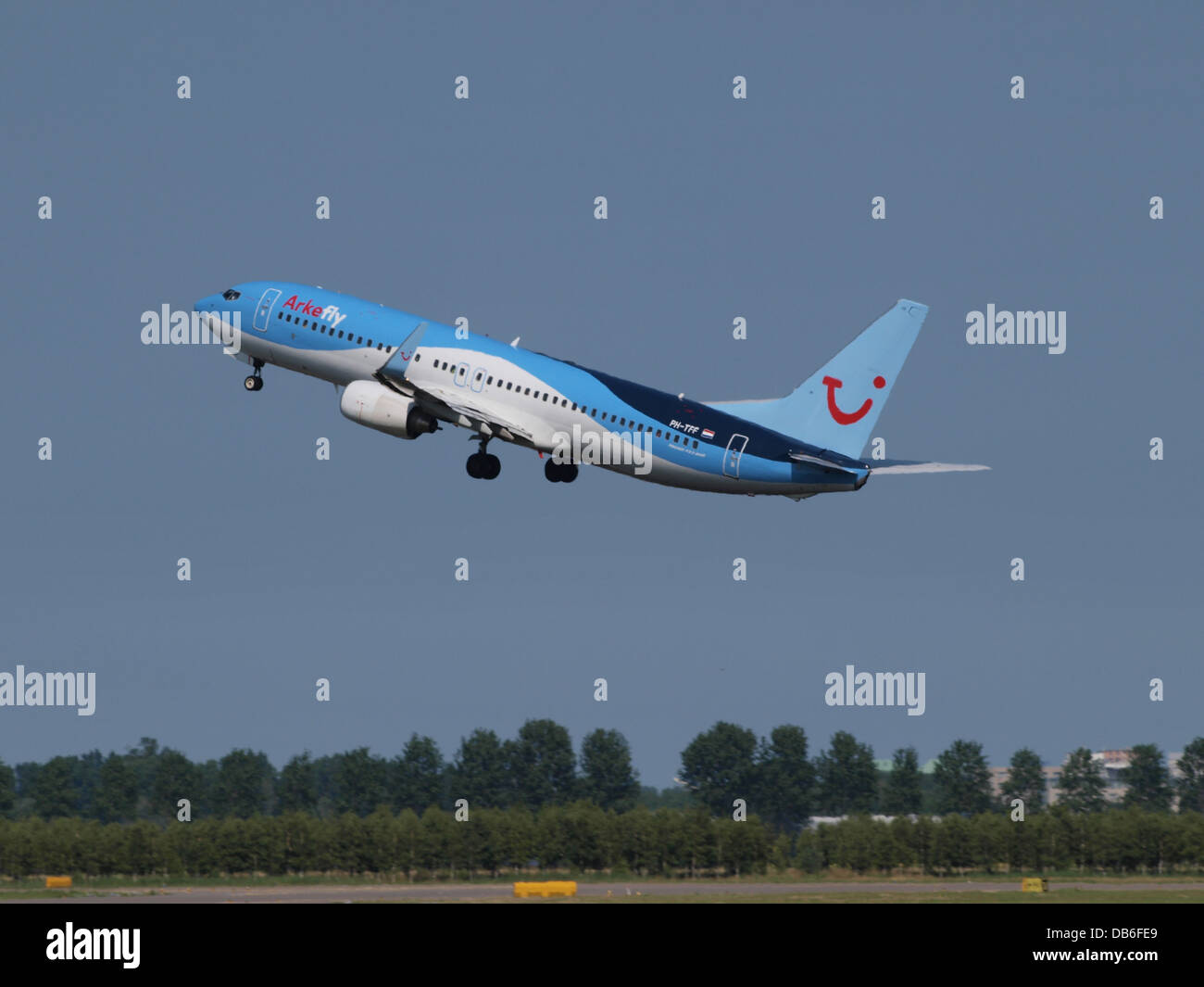 The PH-TFF Boeing 737-86N(WL) is a commercial airliner operated by ...