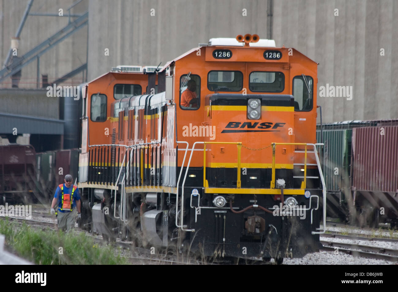 Environmentally Friendly BNSF Genset locomotives switch freight cars at ...