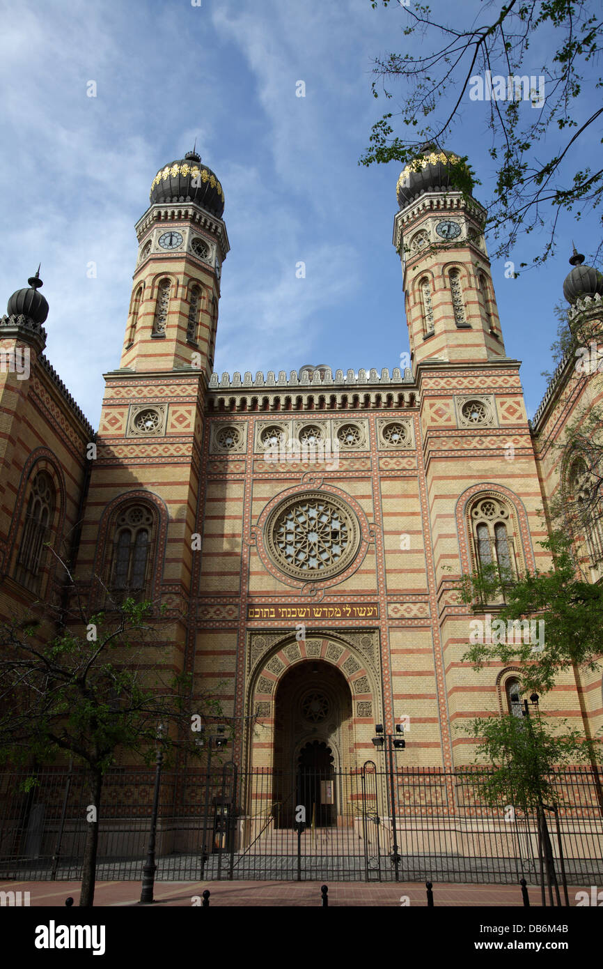 Budapest synagogue jewish architecture hi-res stock photography and ...