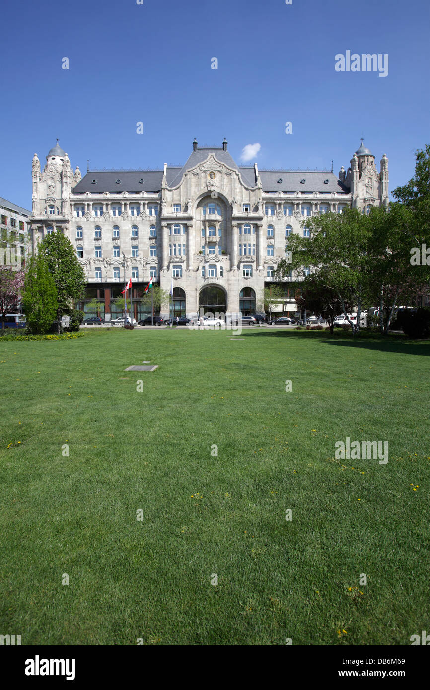 Gresham palace palota building hi-res stock photography and images - Alamy