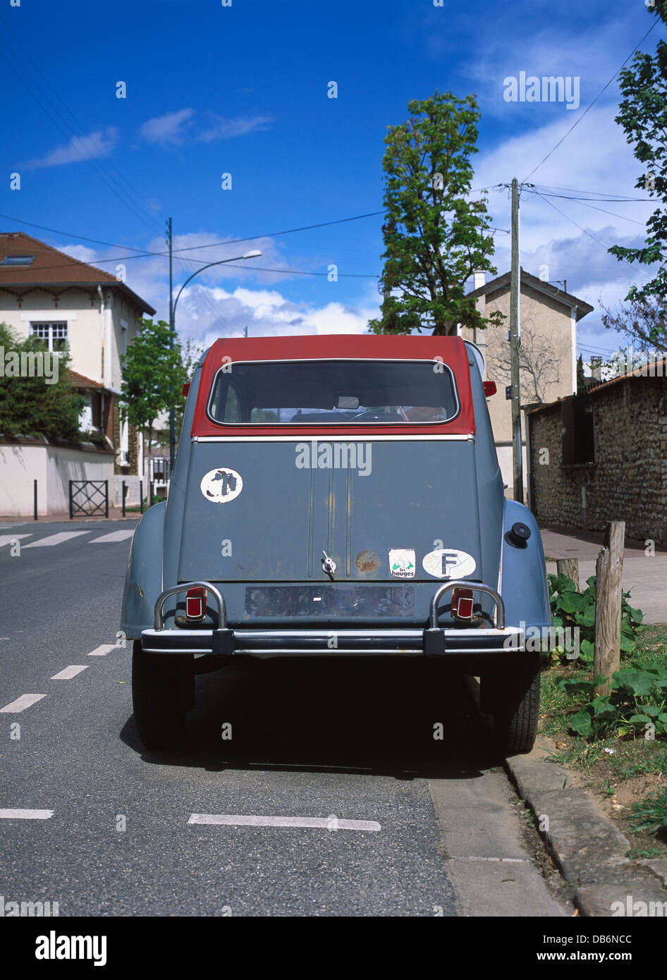 France 2 cv street hi-res stock photography and images - Alamy