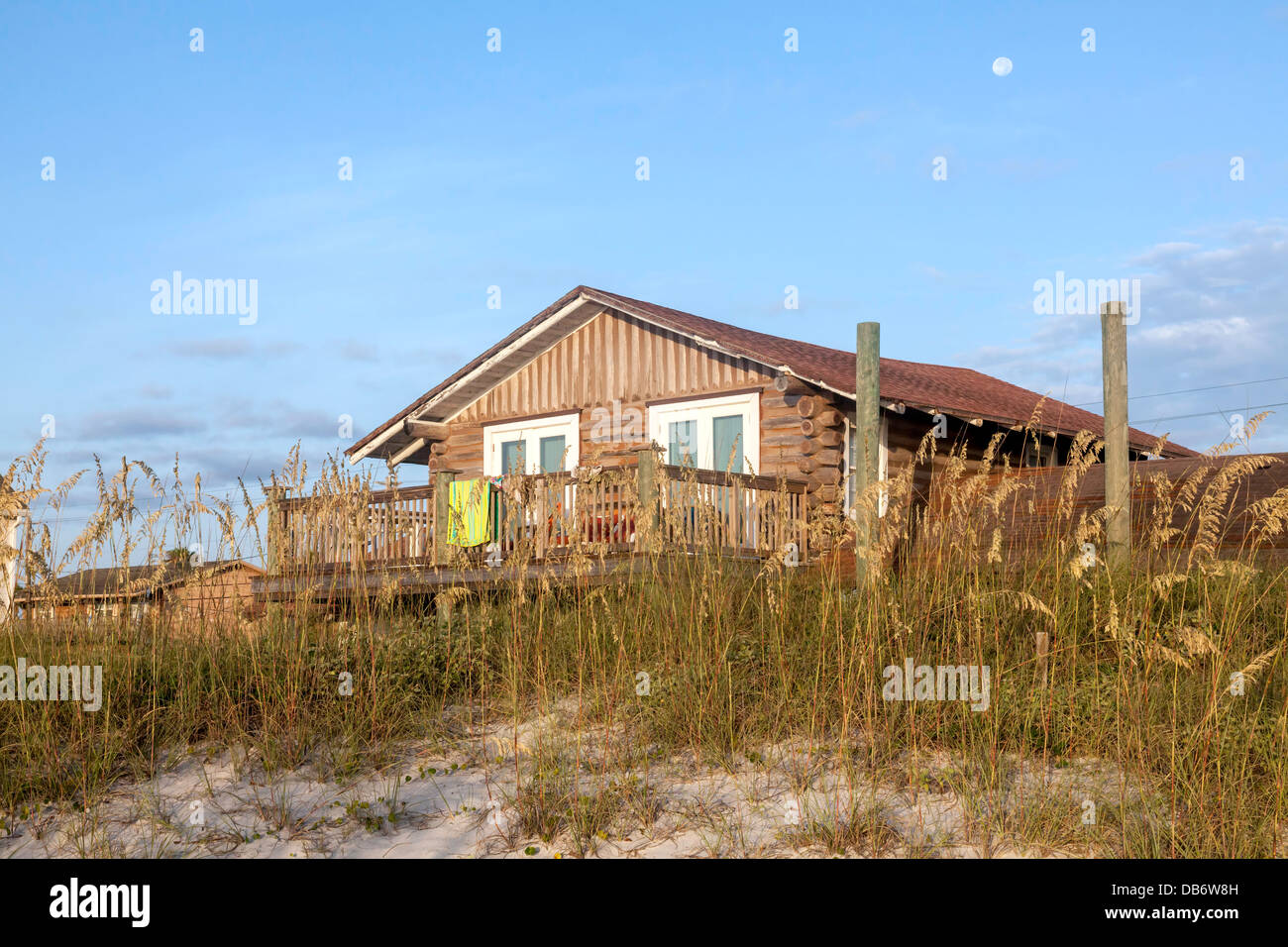Beach front log cabin bungalow deck hi-res stock photography and images ...