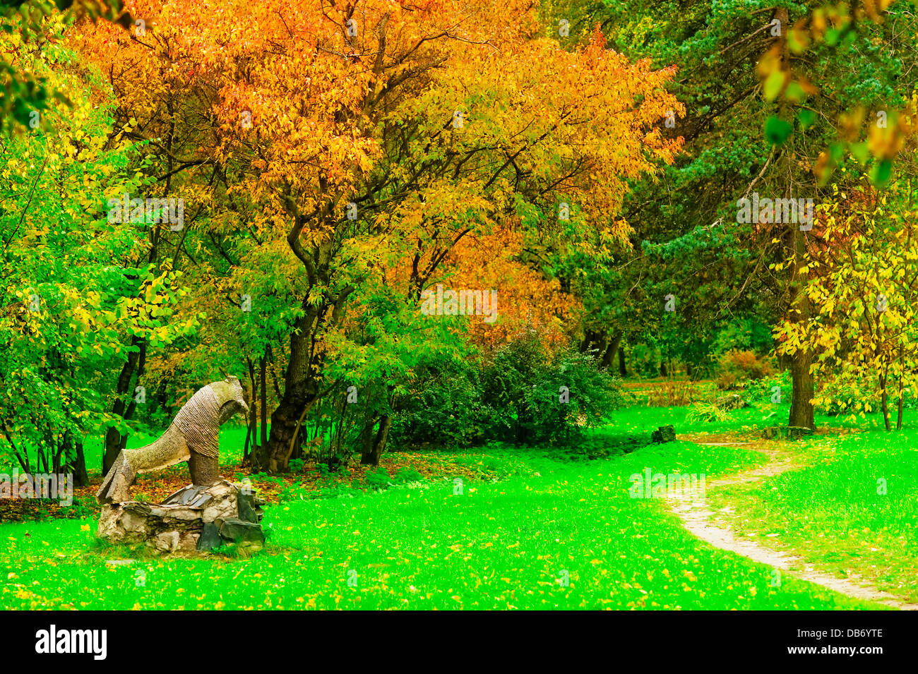 Sculpture in lush woods hi-res stock photography and images - Alamy