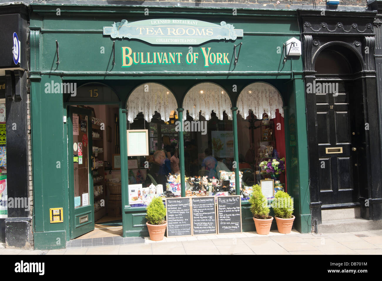 Shops and restaurants in Blake Street, York Stock Photo - Alamy