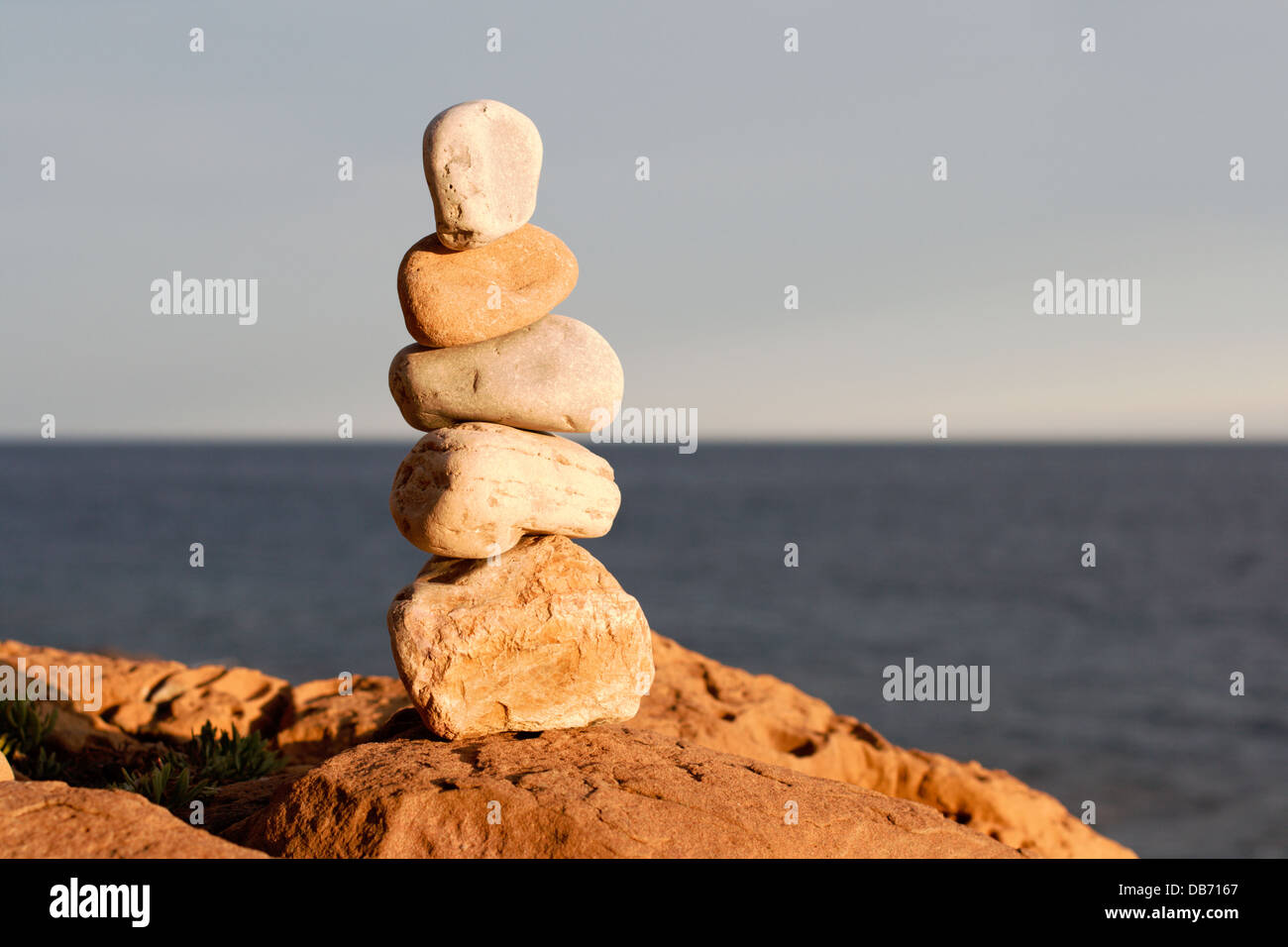 Balancing beach stones Stock Photo - Alamy