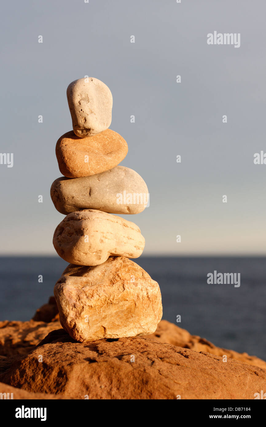 Balancing beach stones Stock Photo - Alamy