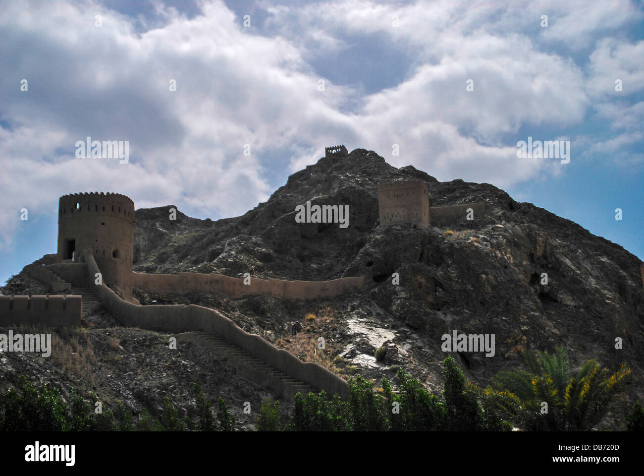 Omani hill fort and wall Stock Photo - Alamy