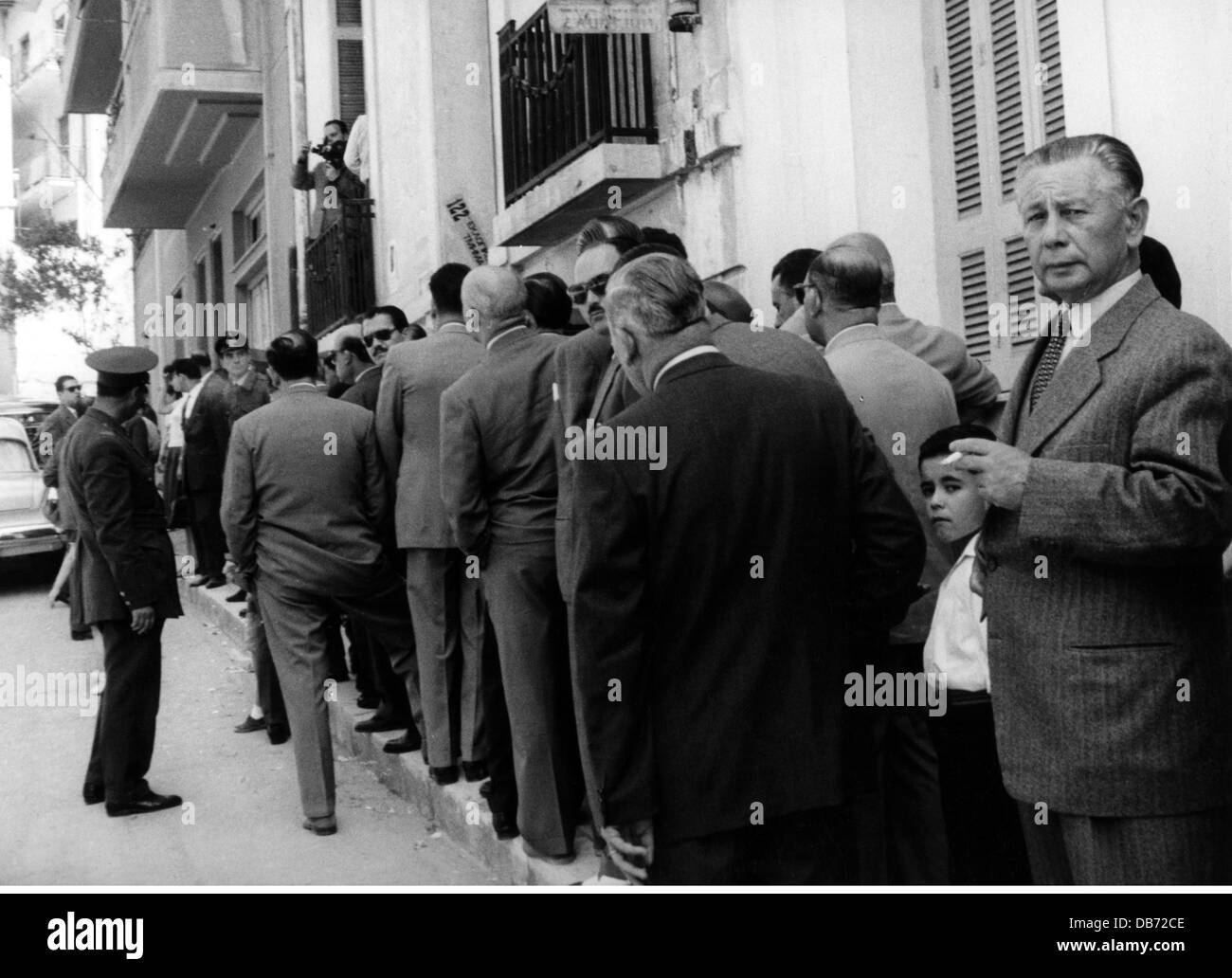 1950s people standing in line hi-res stock photography and images - Alamy