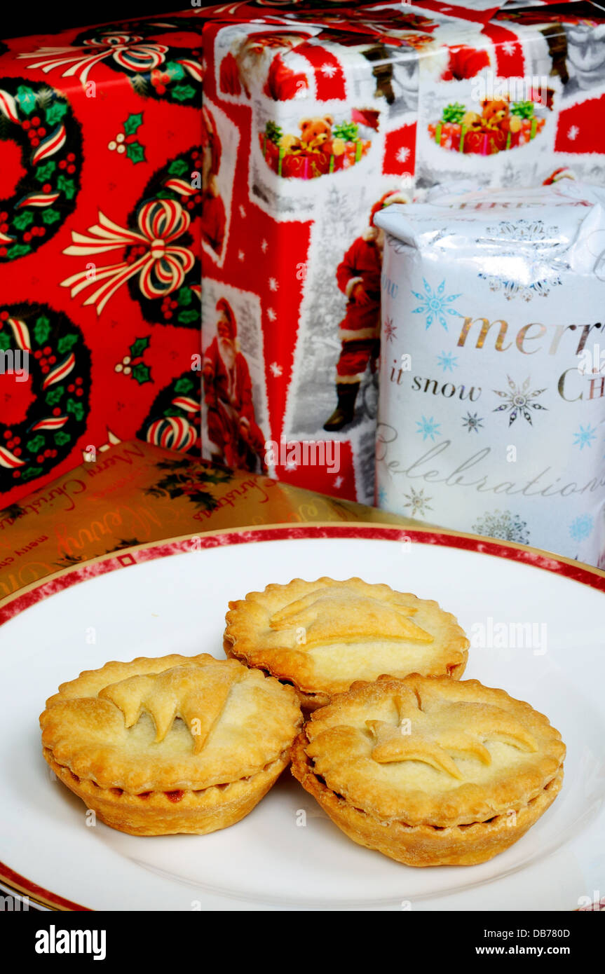 Individual traditional christmas mince pies hi-res stock photography ...