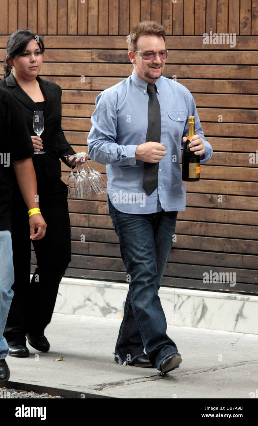 U2's Bono gave Mexican fans a treat yesterday by posing for photographs ...