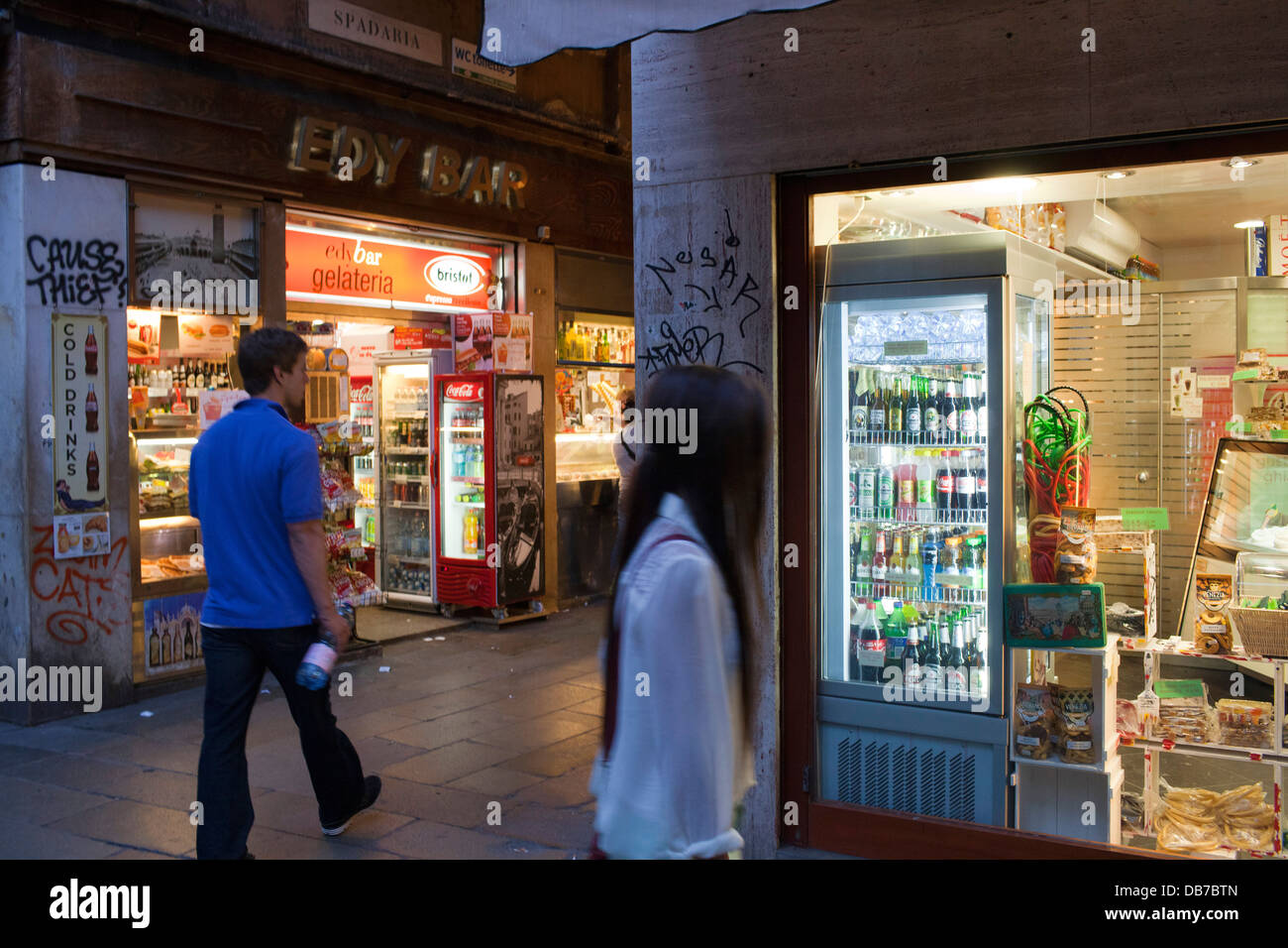 Night time shops and shoppers in Venice Stock Photo - Alamy