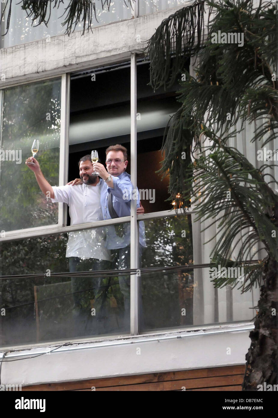 U2's Bono gives Mexican fans a trea by posing for photographs and ...
