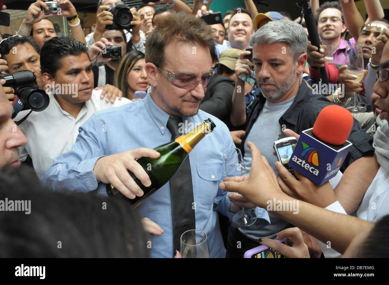 U2's Bono gives Mexican fans a treat by posing for photographs and ...