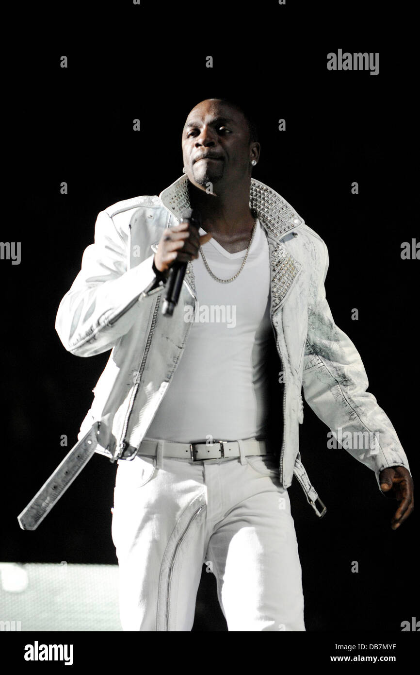 Akon performs live at the Air Canada Centre as opening act for Usher's ...