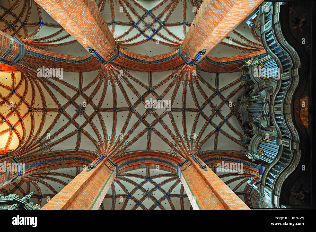 Vaulted ceiling with columns, right the Baroque organ case ...