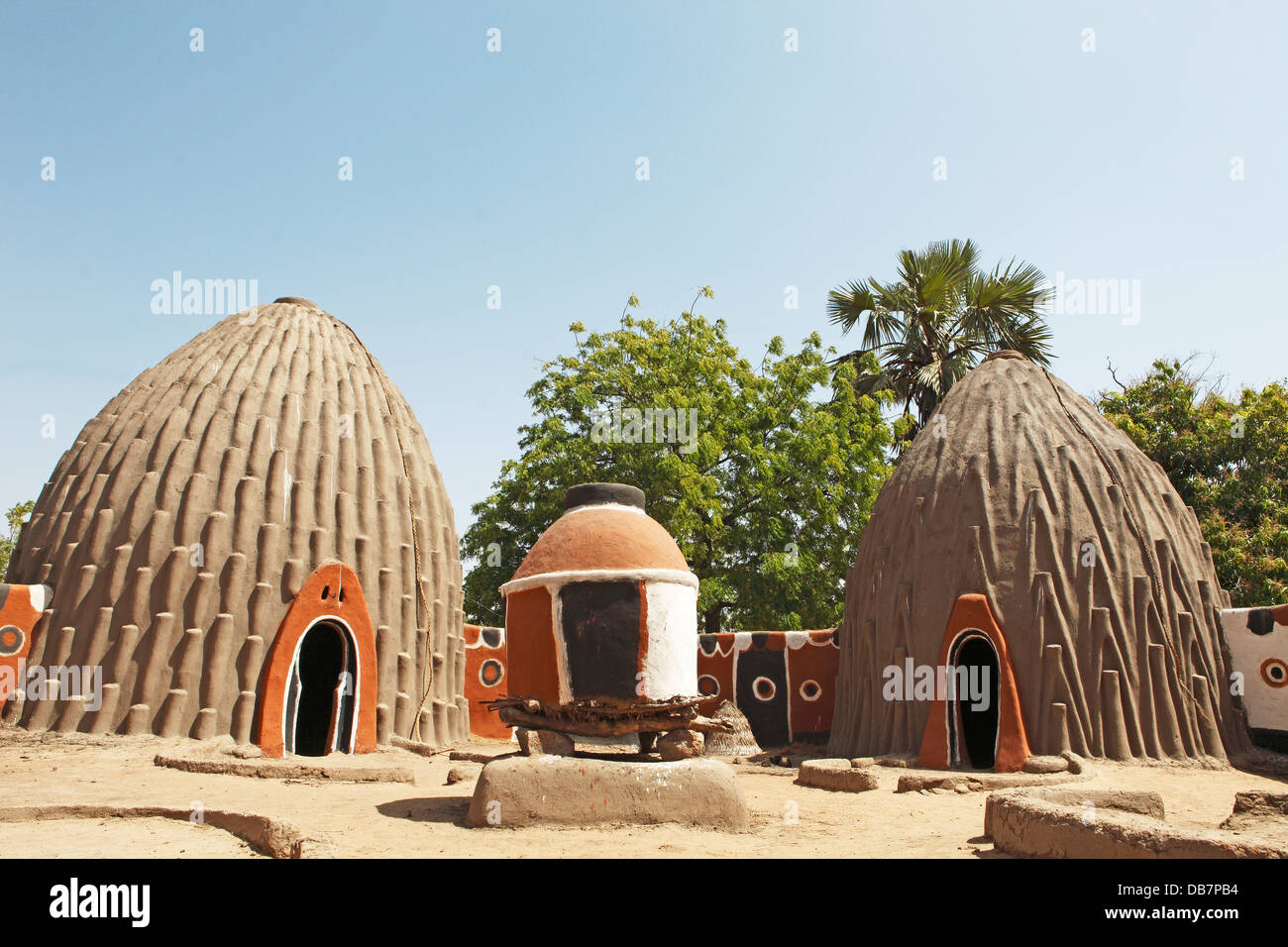 Traditional houses of the Mousgoum fishermen with a granary Stock Photo ...