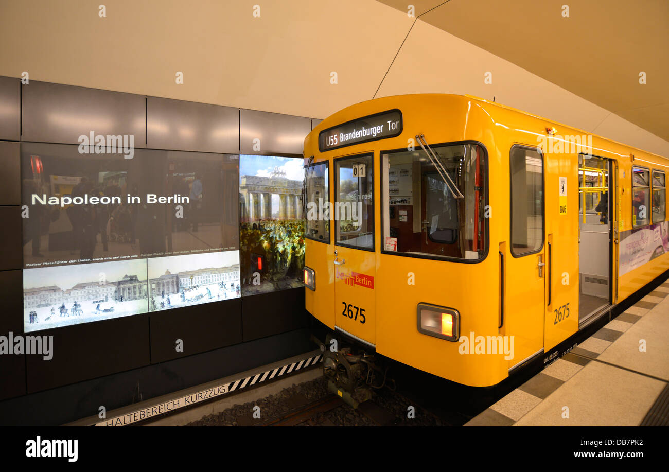 Berliner u bahn brandenburger tor hi-res stock photography and images ...