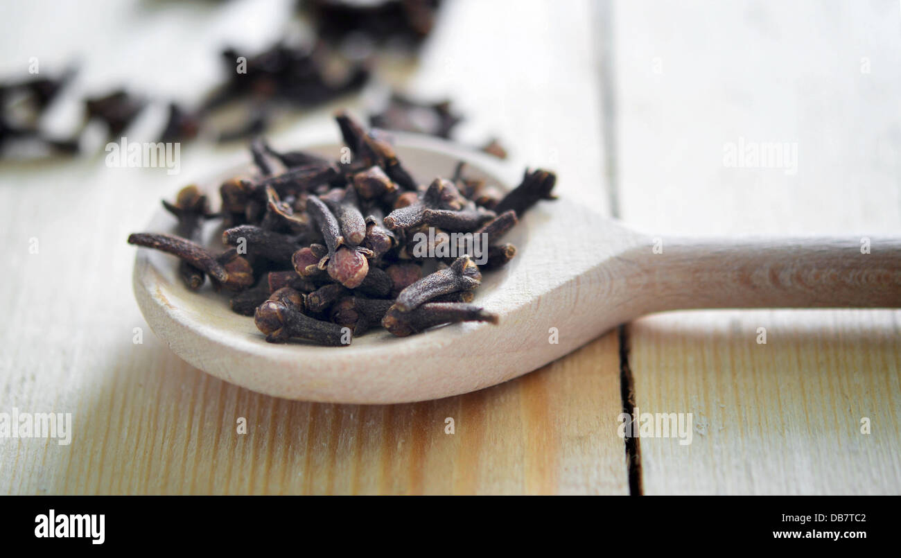 Cloves on spoon hi-res stock photography and images - Alamy