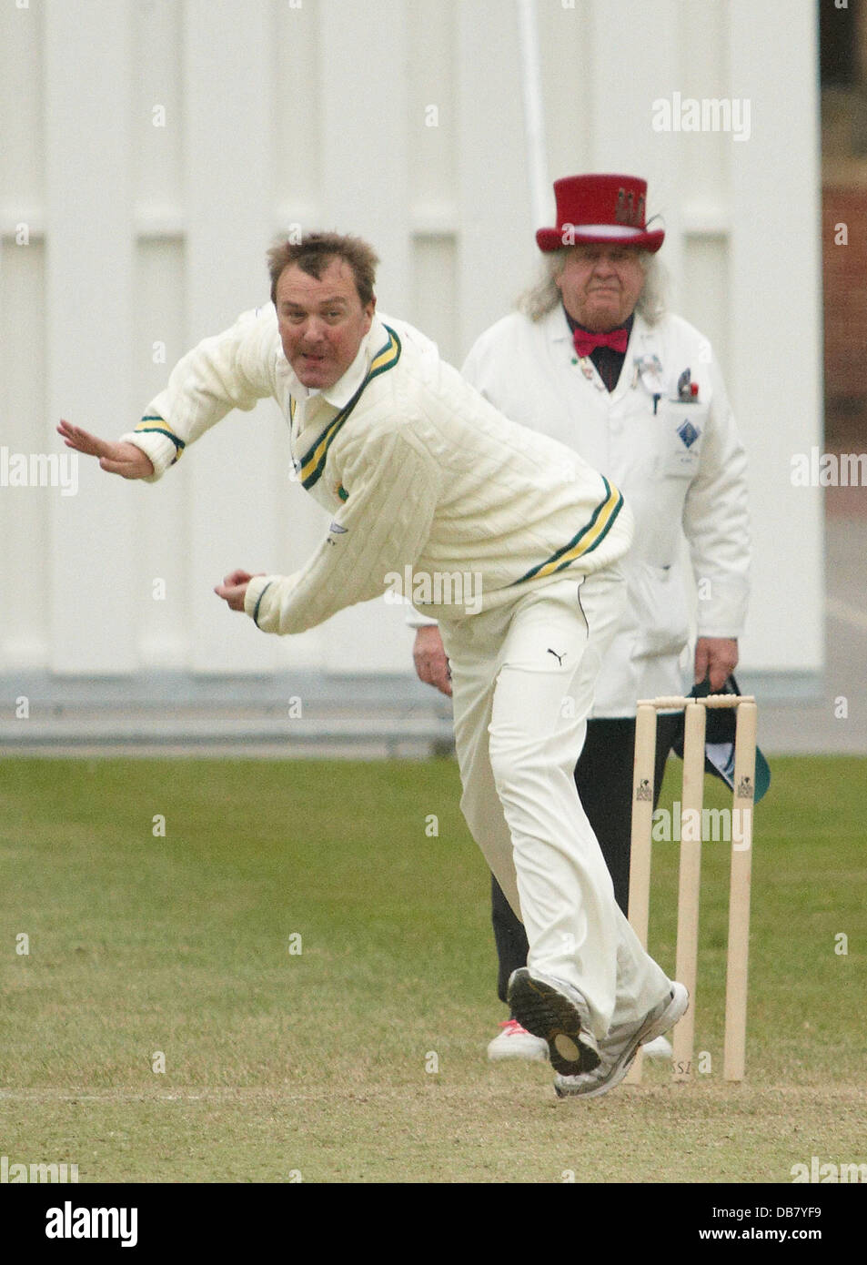 Phil tufnell cricket match hi-res stock photography and images - Alamy