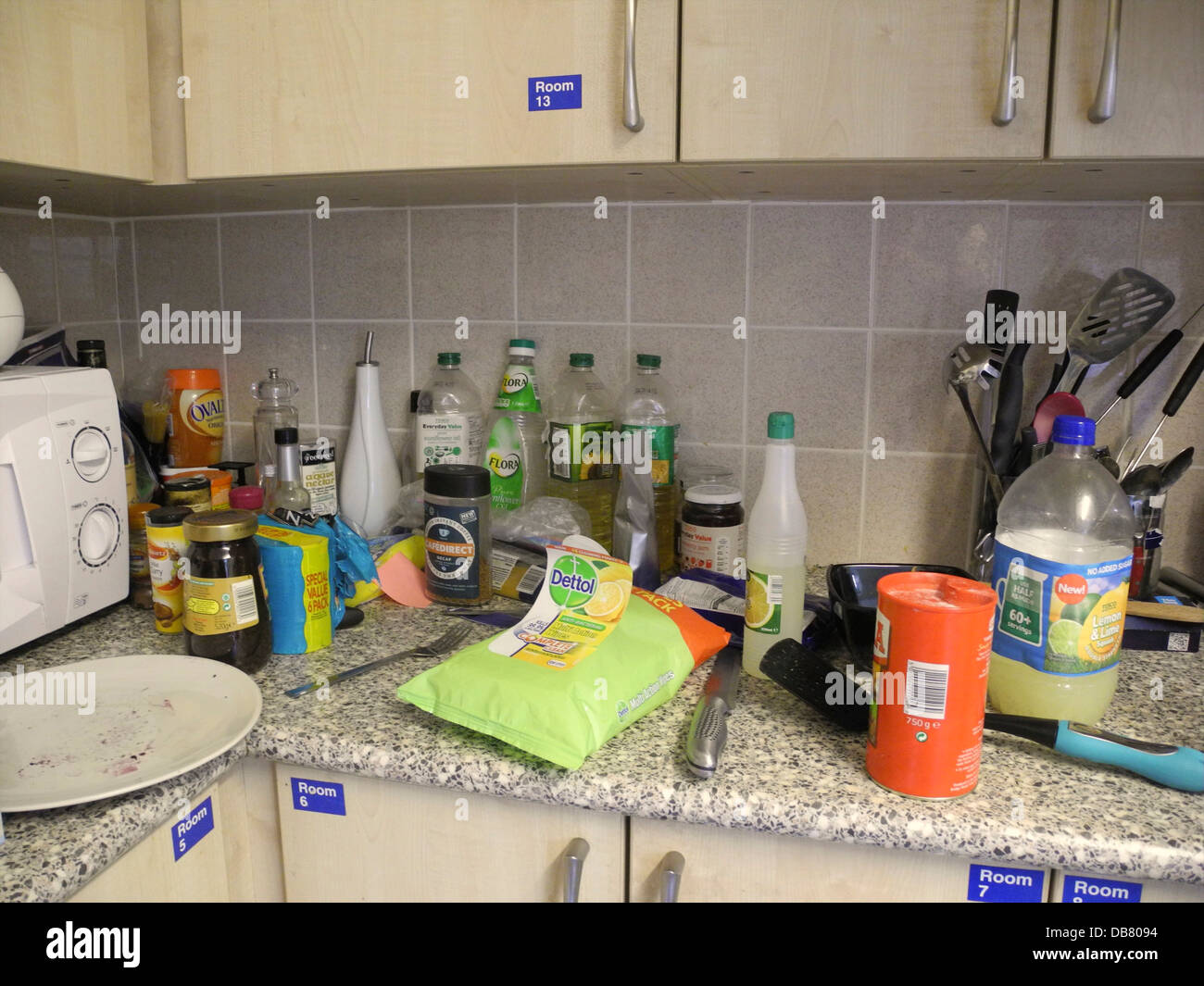 The mess in a students kitchen Stock Photo - Alamy