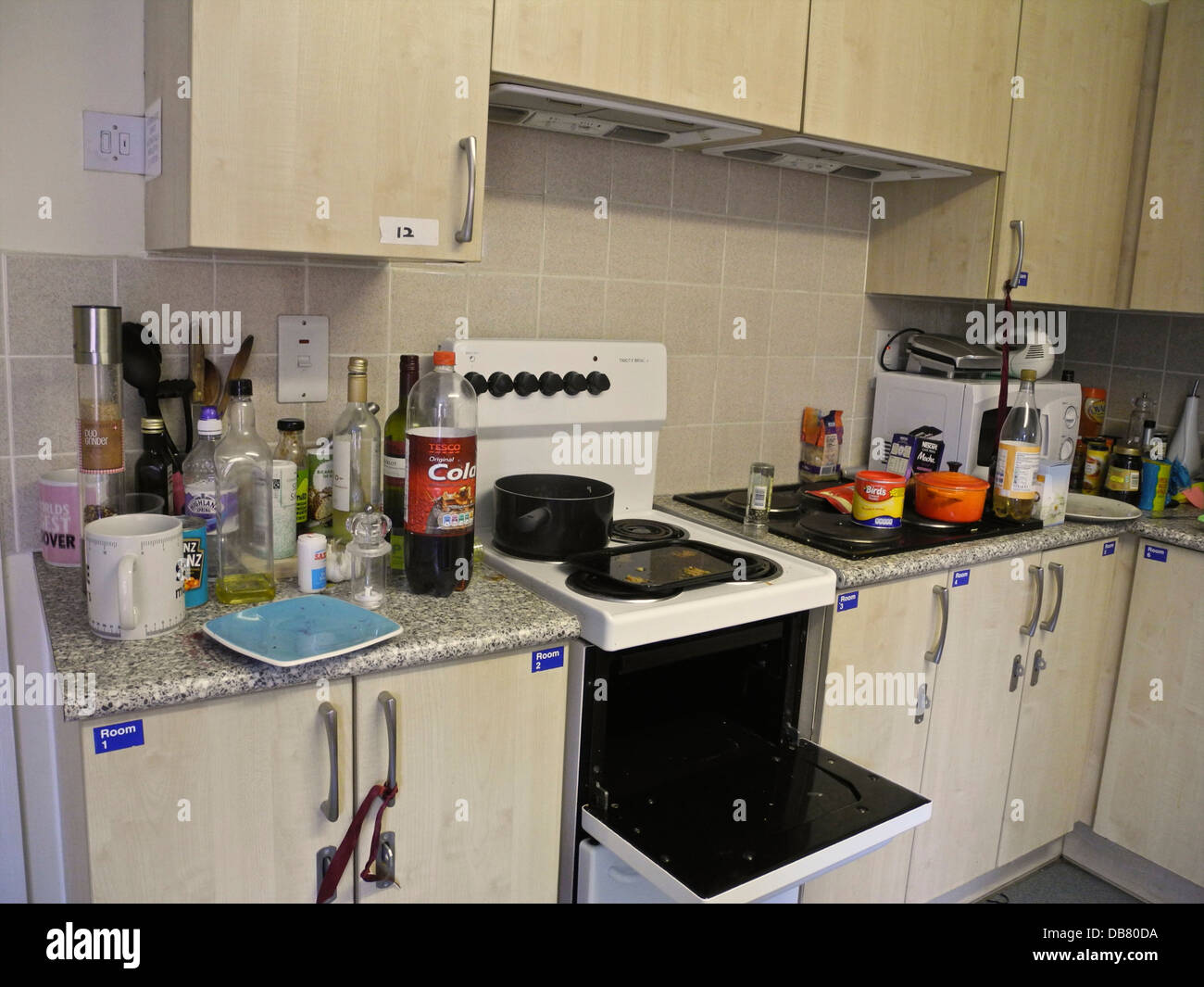 The mess in a students kitchen Stock Photo - Alamy