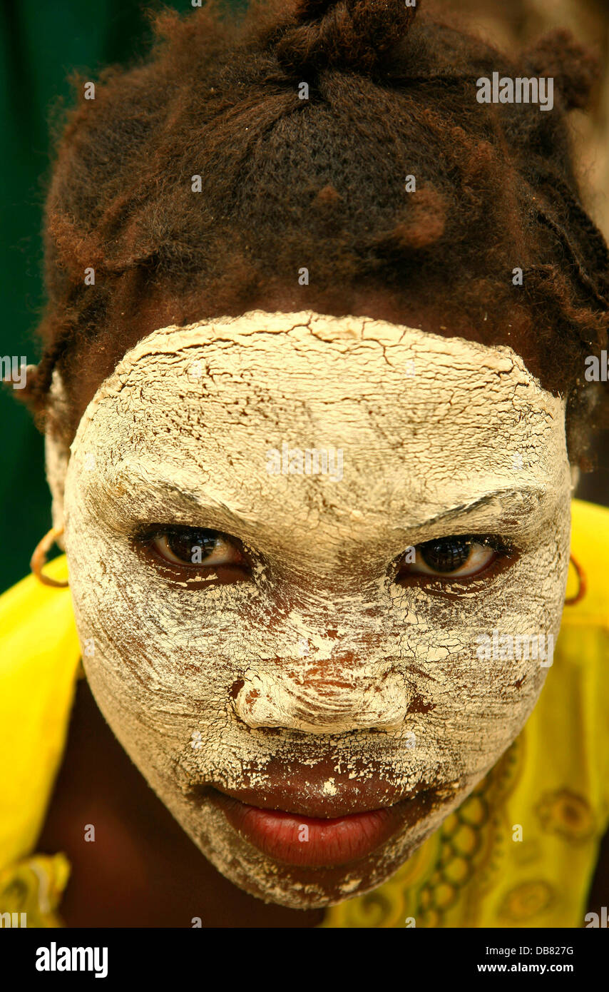 Culture People - faces Africa young girl in Mozambique paints face ...