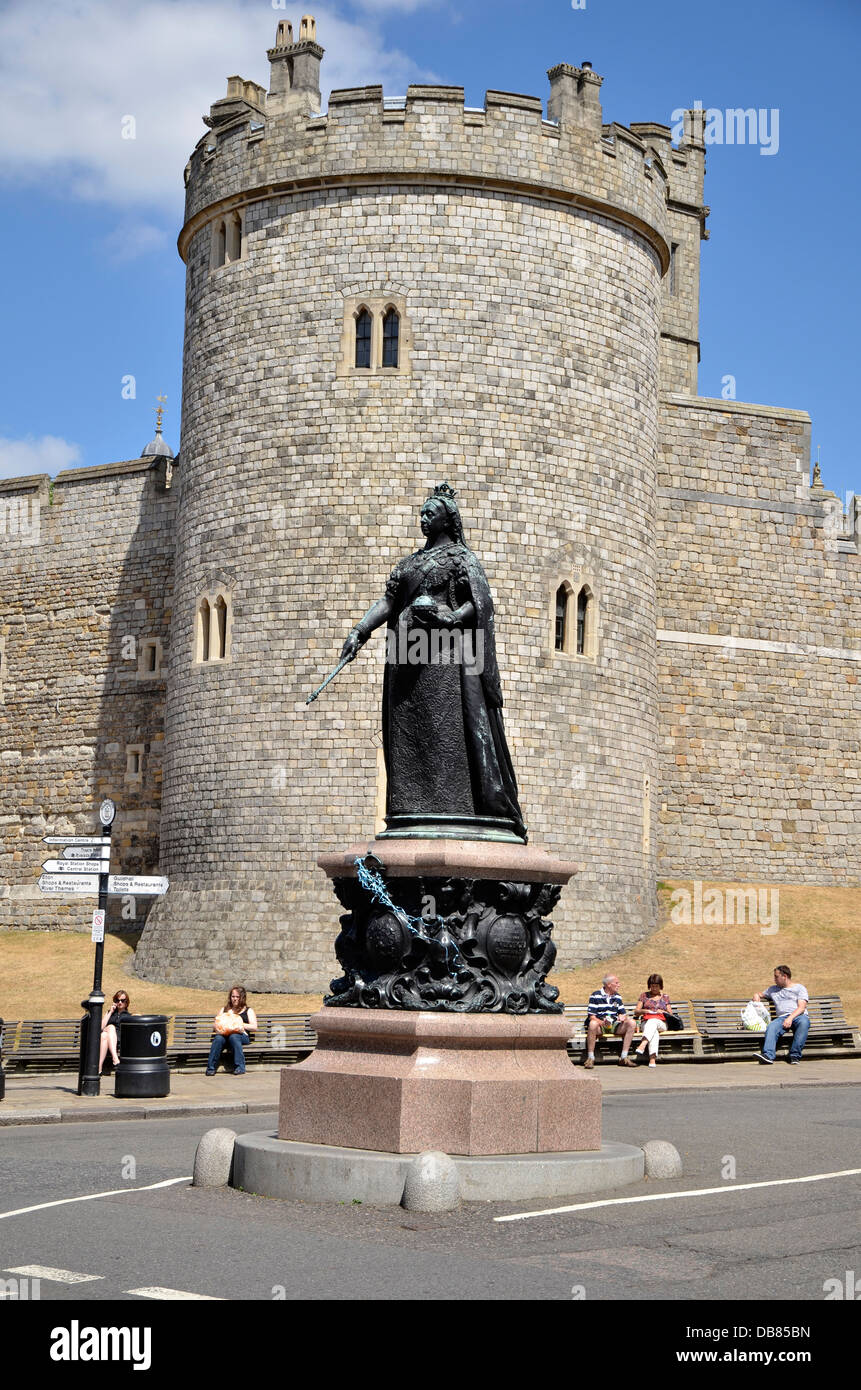 Windsor Castle and Queen Victoria statue Stock Photo - Alamy