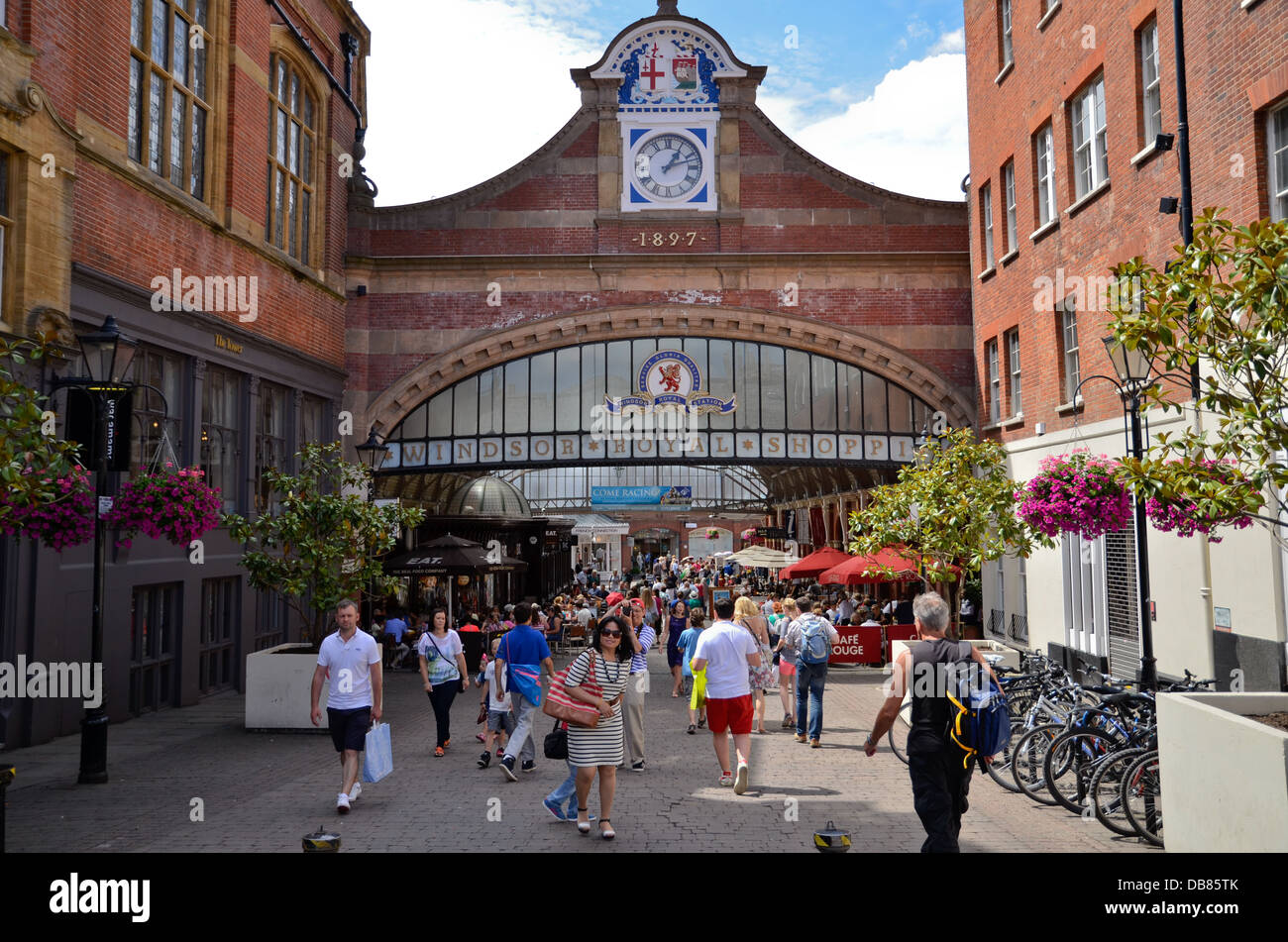 Windsor royal shopping mall hi-res stock photography and images - Alamy