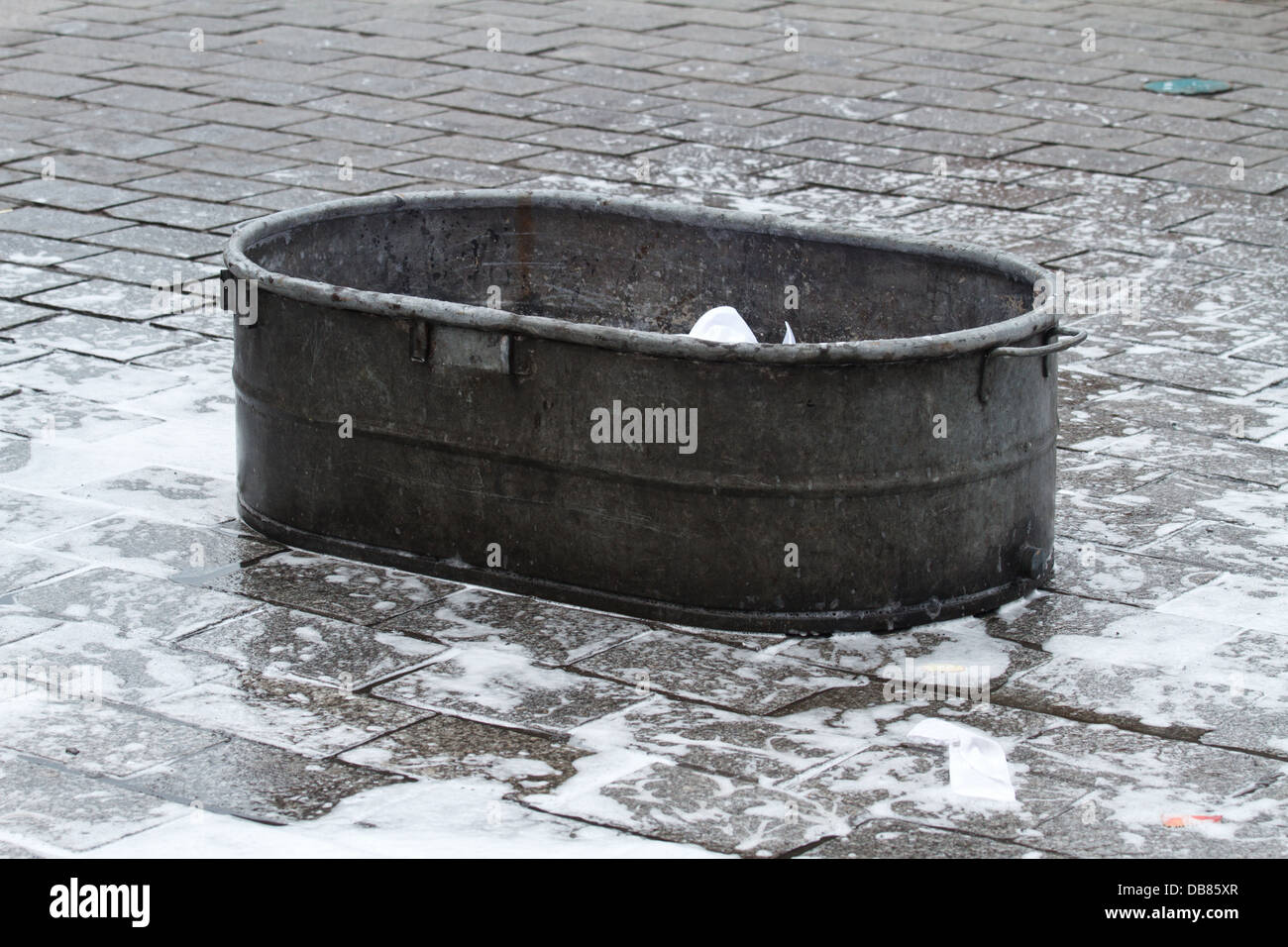 Zinc tub hi-res stock photography and images - Alamy