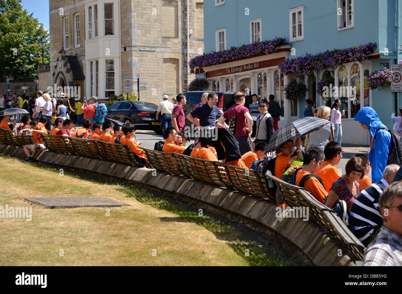 Windsor castle tourists hi-res stock photography and images - Alamy