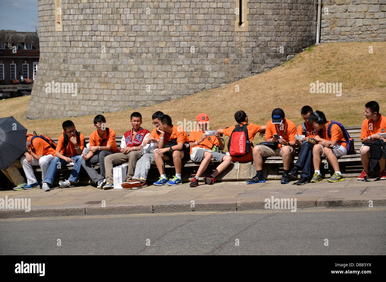 Tourists windsor castle berkshire hi-res stock photography and images ...