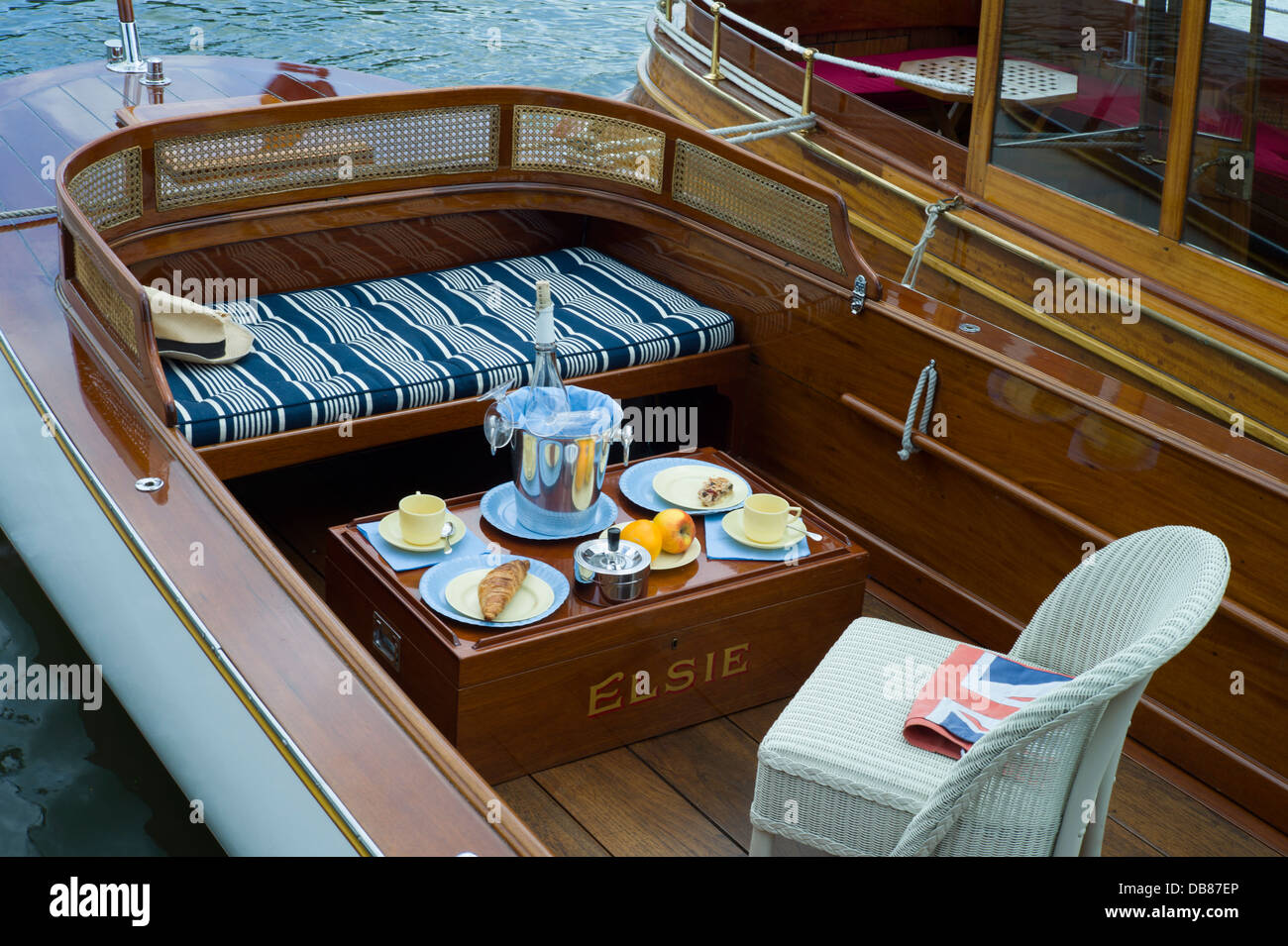 Traditional rivercraft hi-res stock photography and images - Alamy