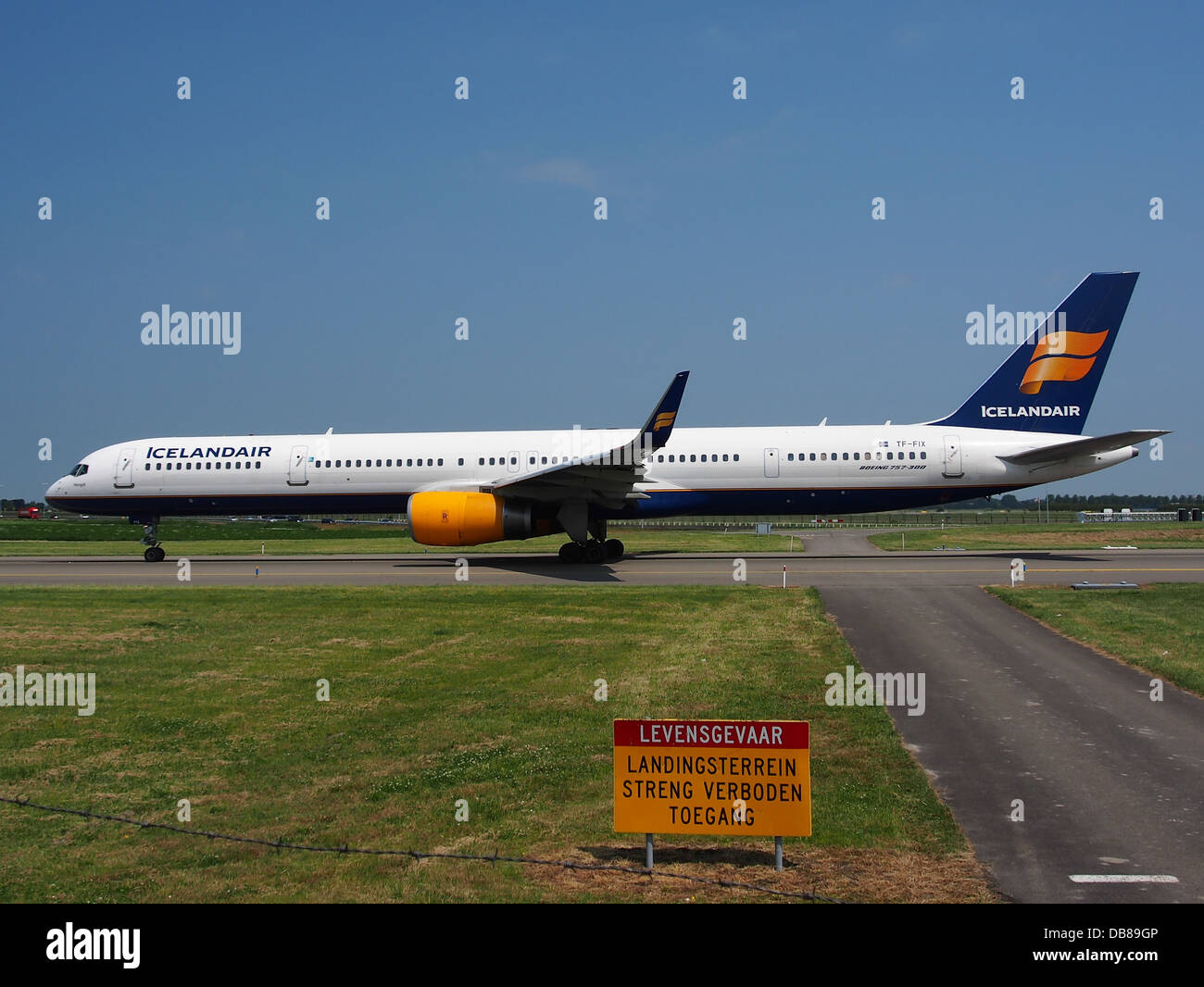 Boeing 757 flight deck hi-res stock photography and images - Alamy