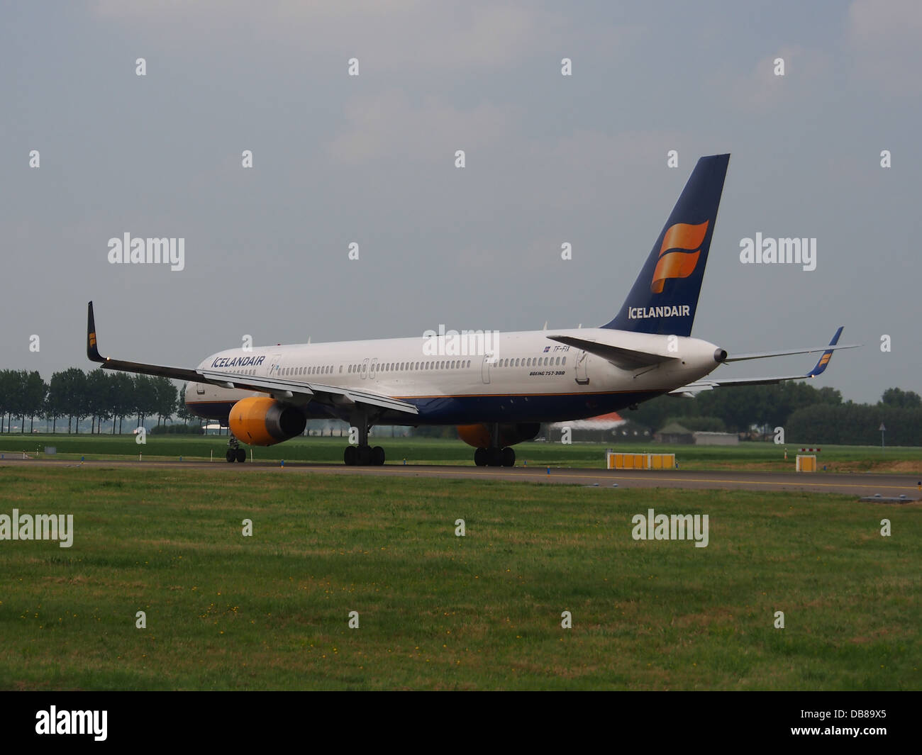 Boeing 757 flight deck hi-res stock photography and images - Alamy