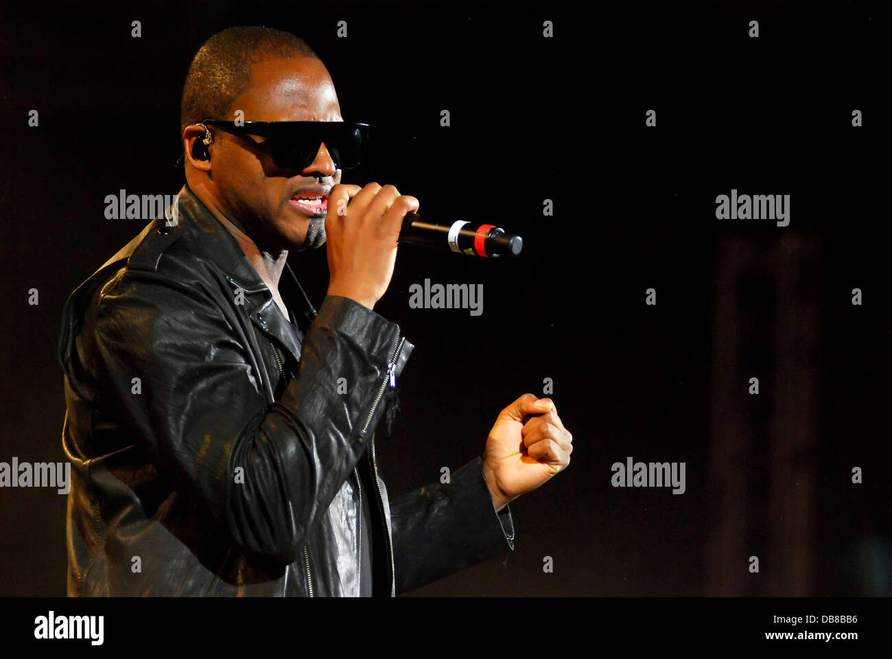 Taio Cruz 103.5 KISS FM Chicago Fantabuloso Dos Concert 2011 at the ...