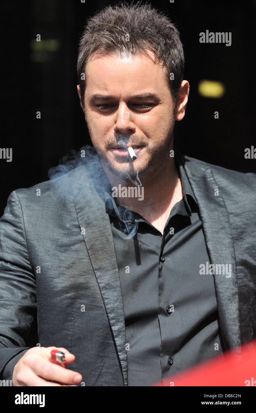 Celebrities smoking hi-res stock photography and images - Alamy