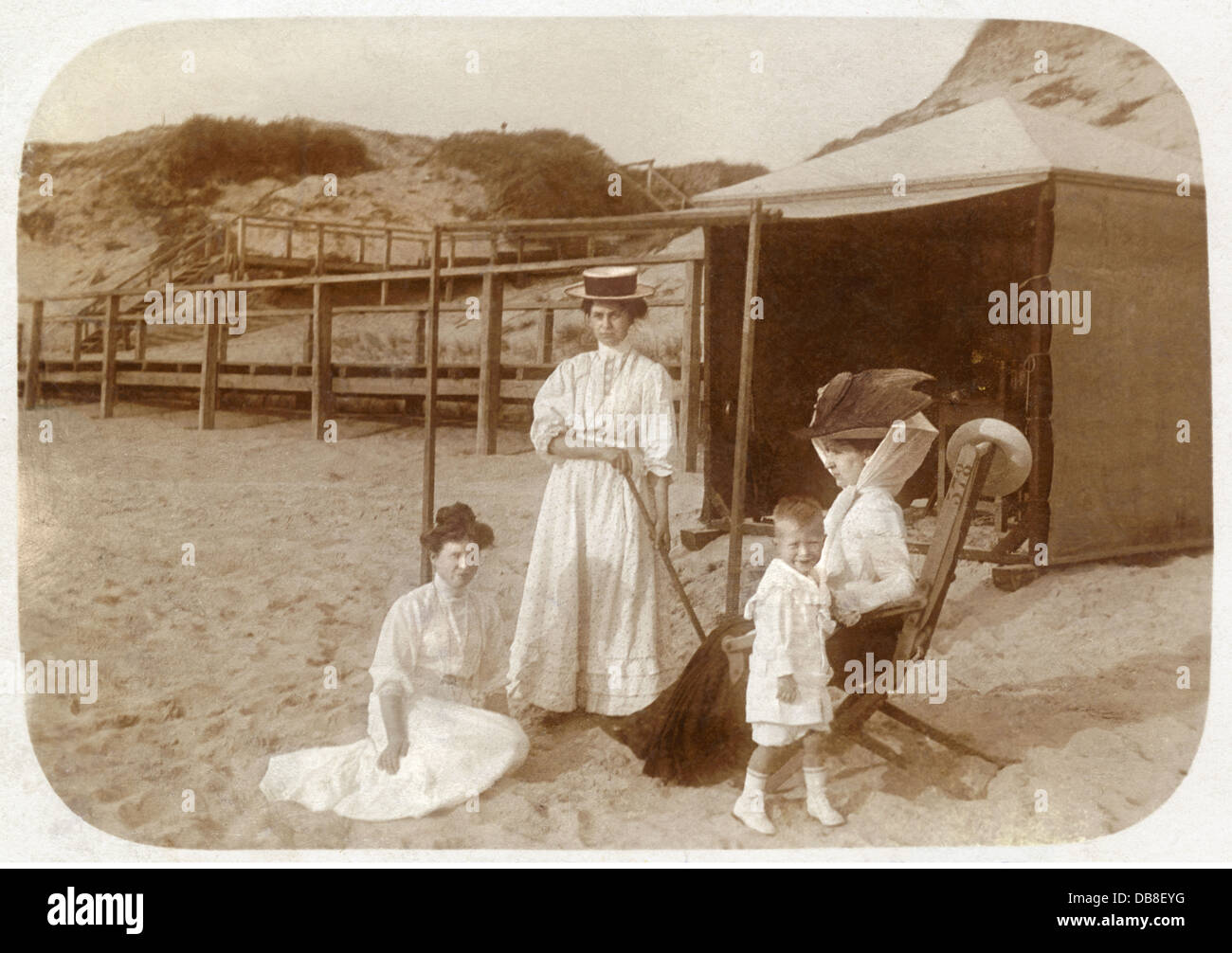 1900s families hi-res stock photography and images - Alamy