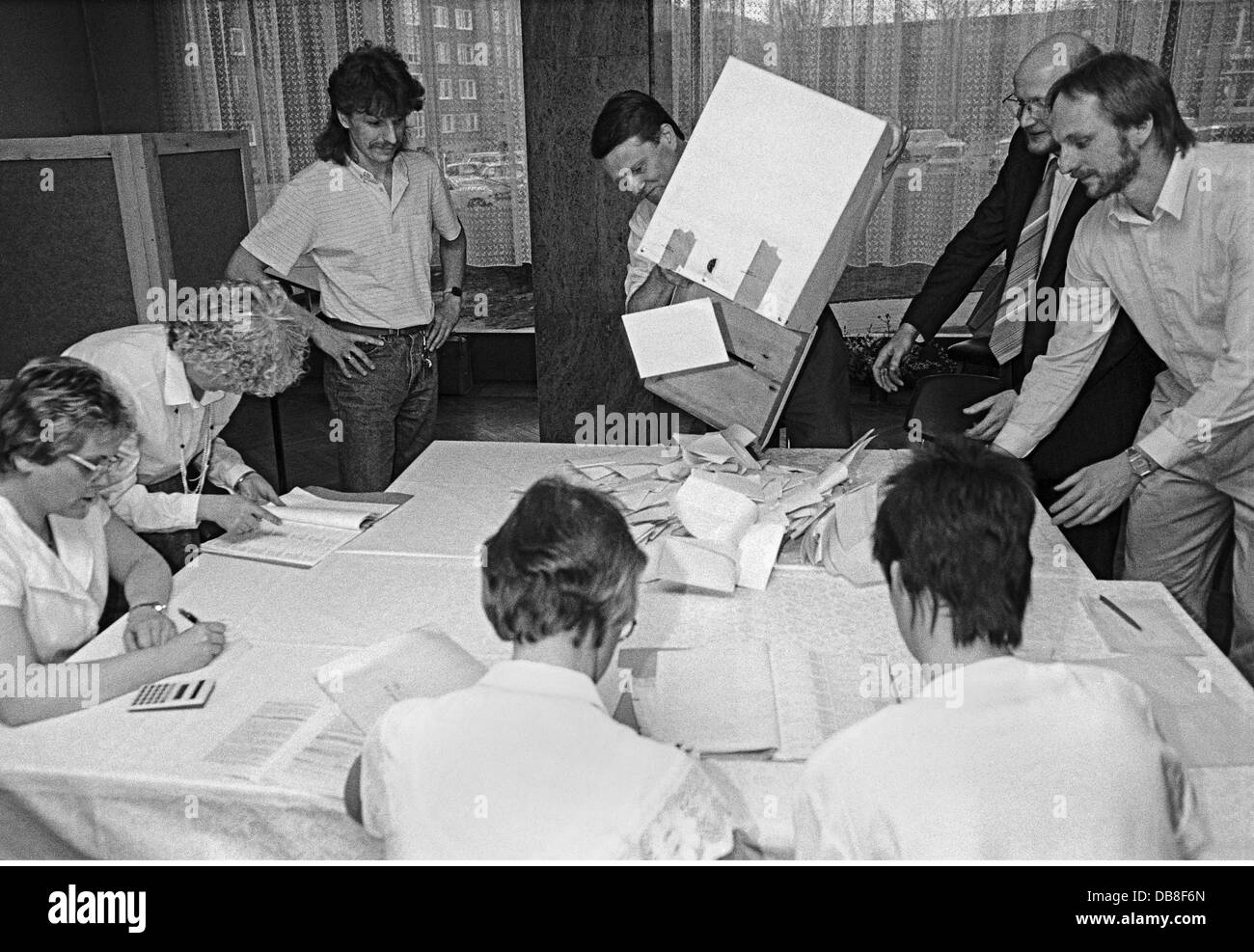 Female vote election century hi-res stock photography and images - Alamy