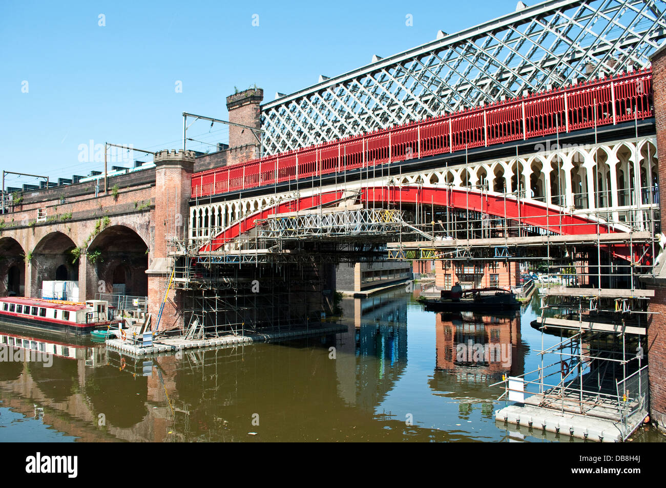 Footbridge over railway bridge hi-res stock photography and images - Alamy