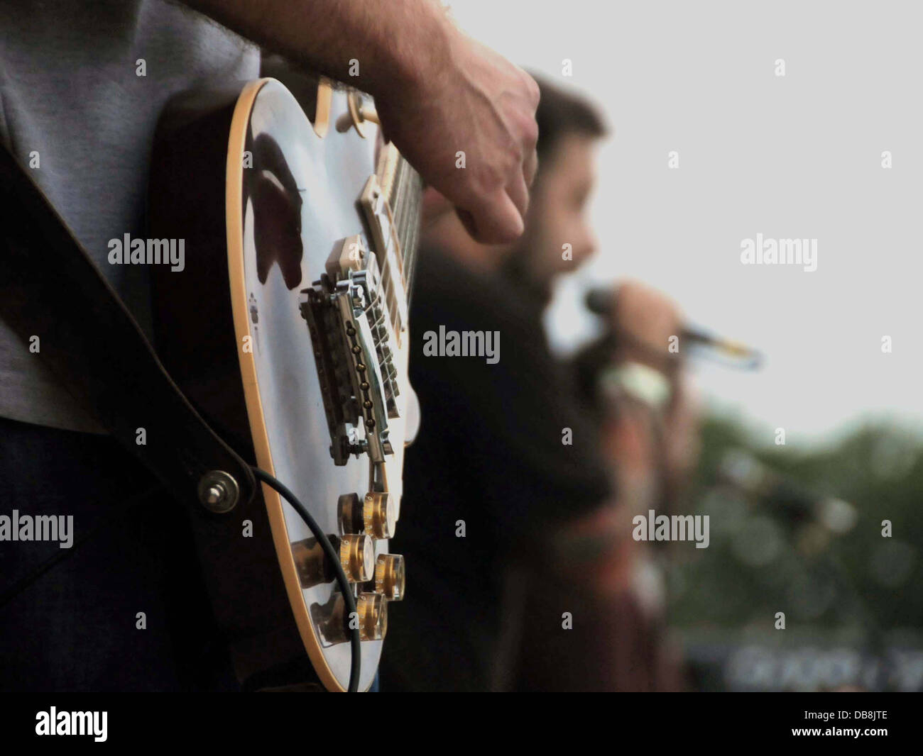 Open air singer guitarist hi-res stock photography and images - Alamy