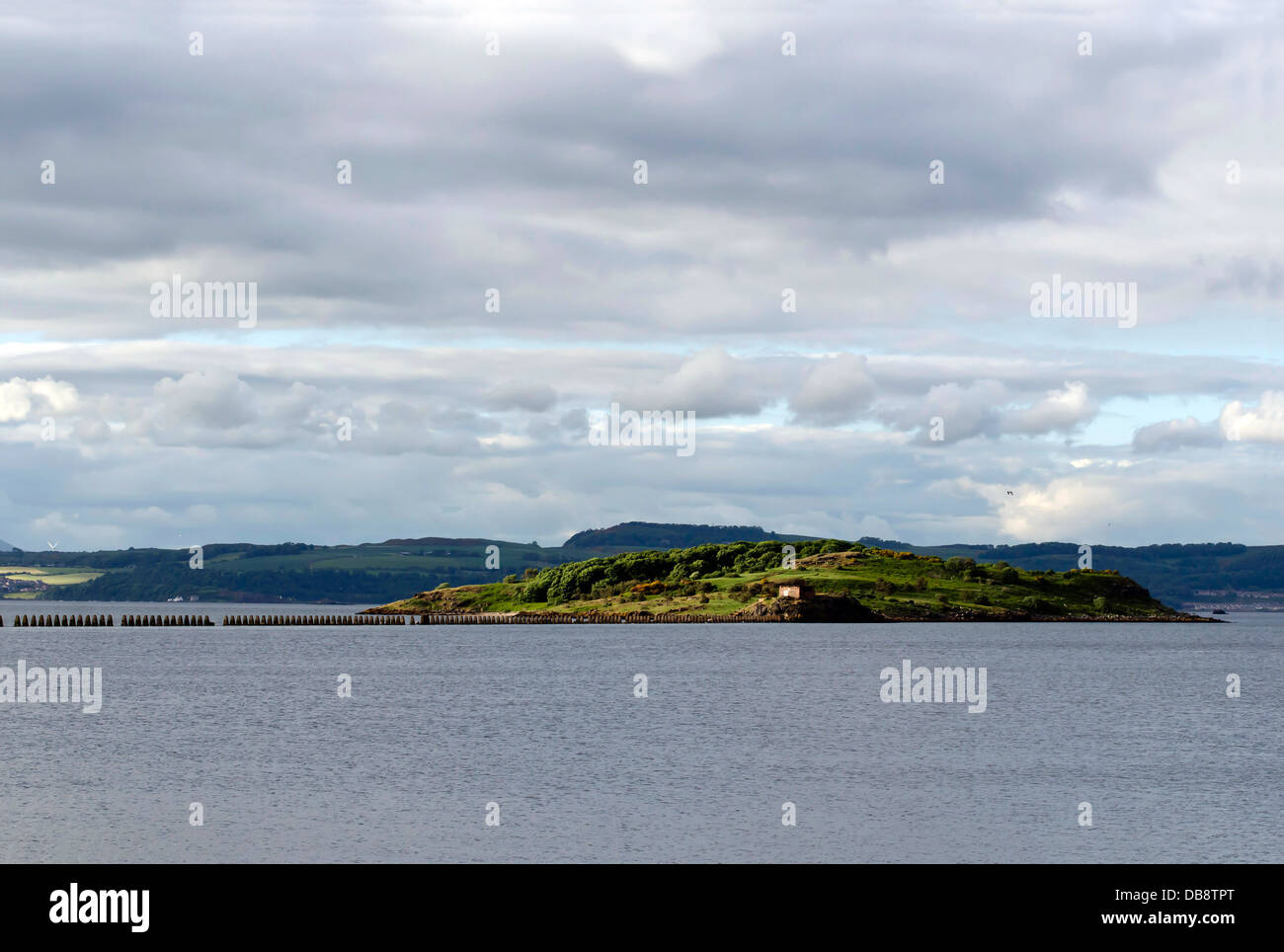 The causeway to Cramond Island in Edinburgh, Scotland Stock Photo - Alamy