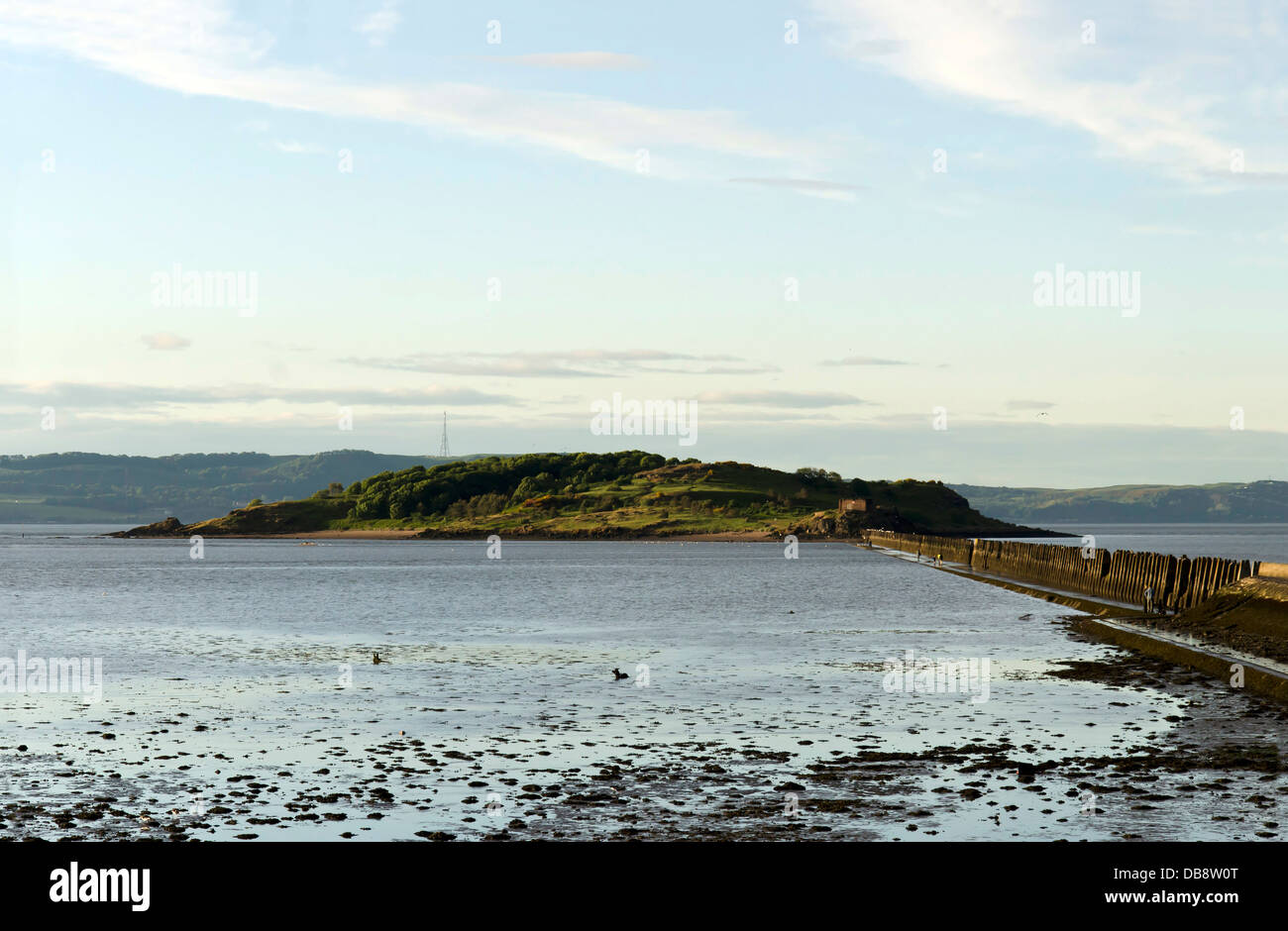 The causeway to Cramond Island in Edinburgh, Scotland Stock Photo - Alamy