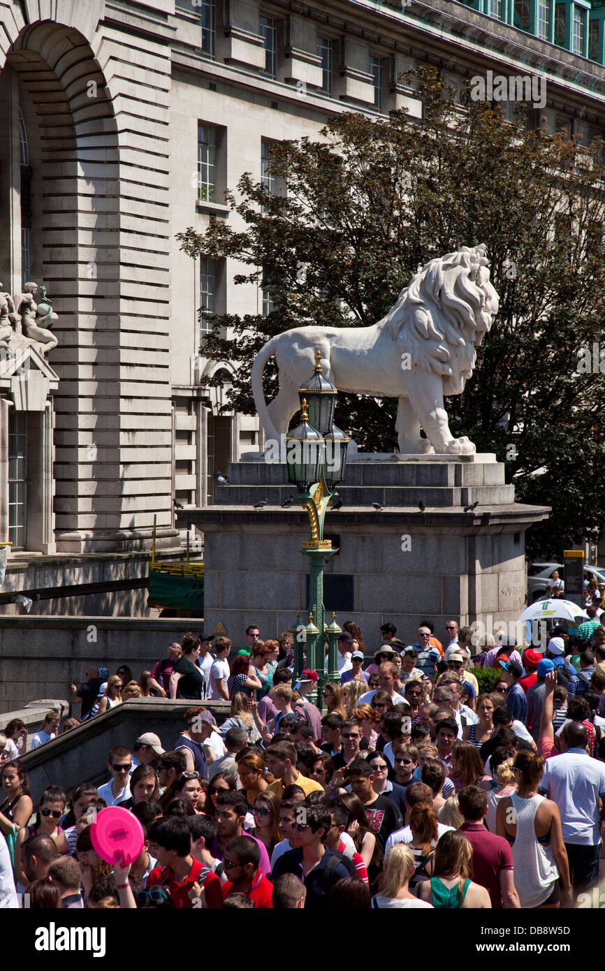 Lion statue westminster bridge hi-res stock photography and images - Alamy