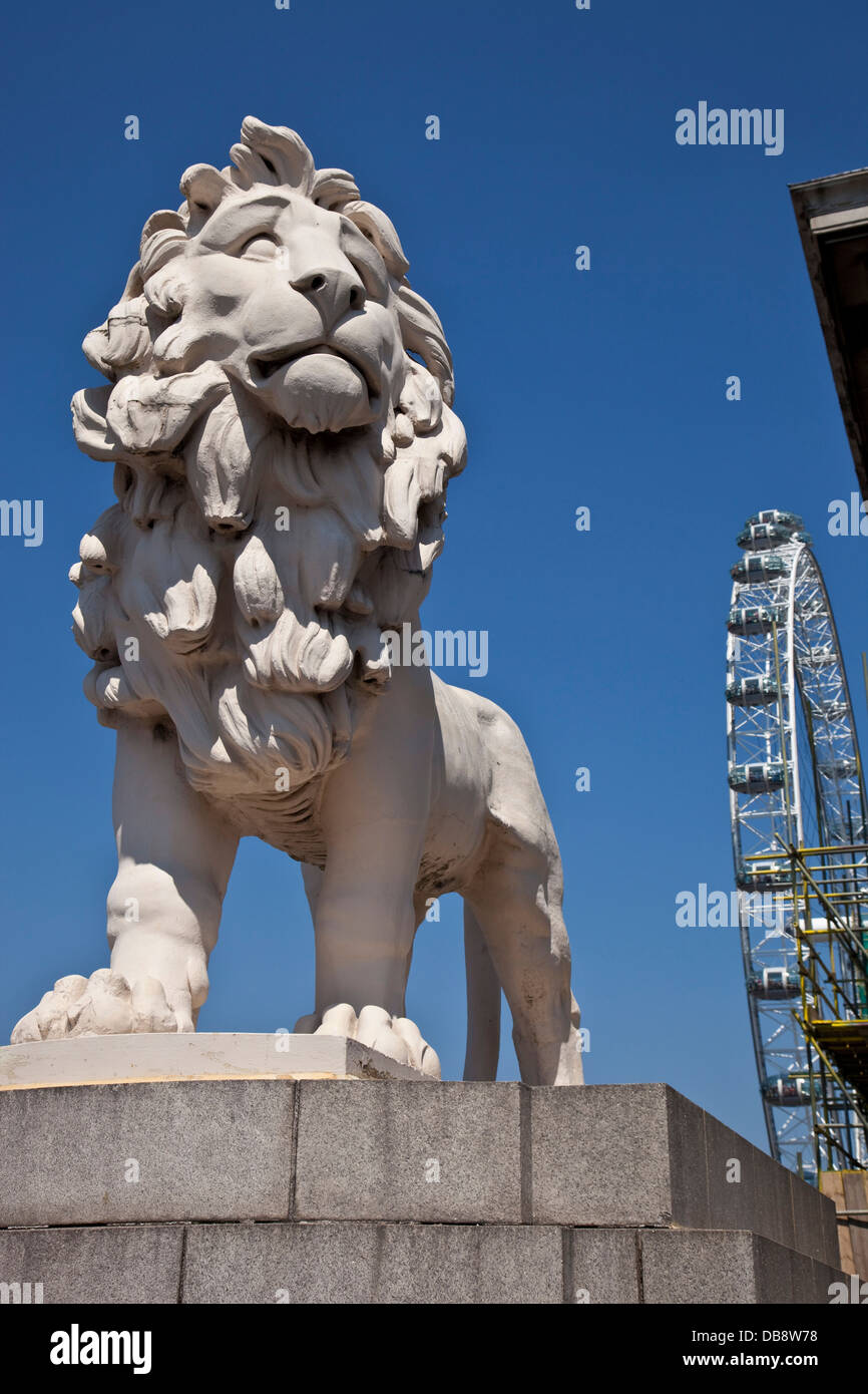 Lion statue westminster bridge hi-res stock photography and images - Alamy