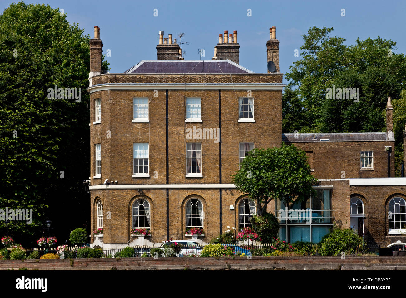 Riverside home hi-res stock photography and images - Alamy