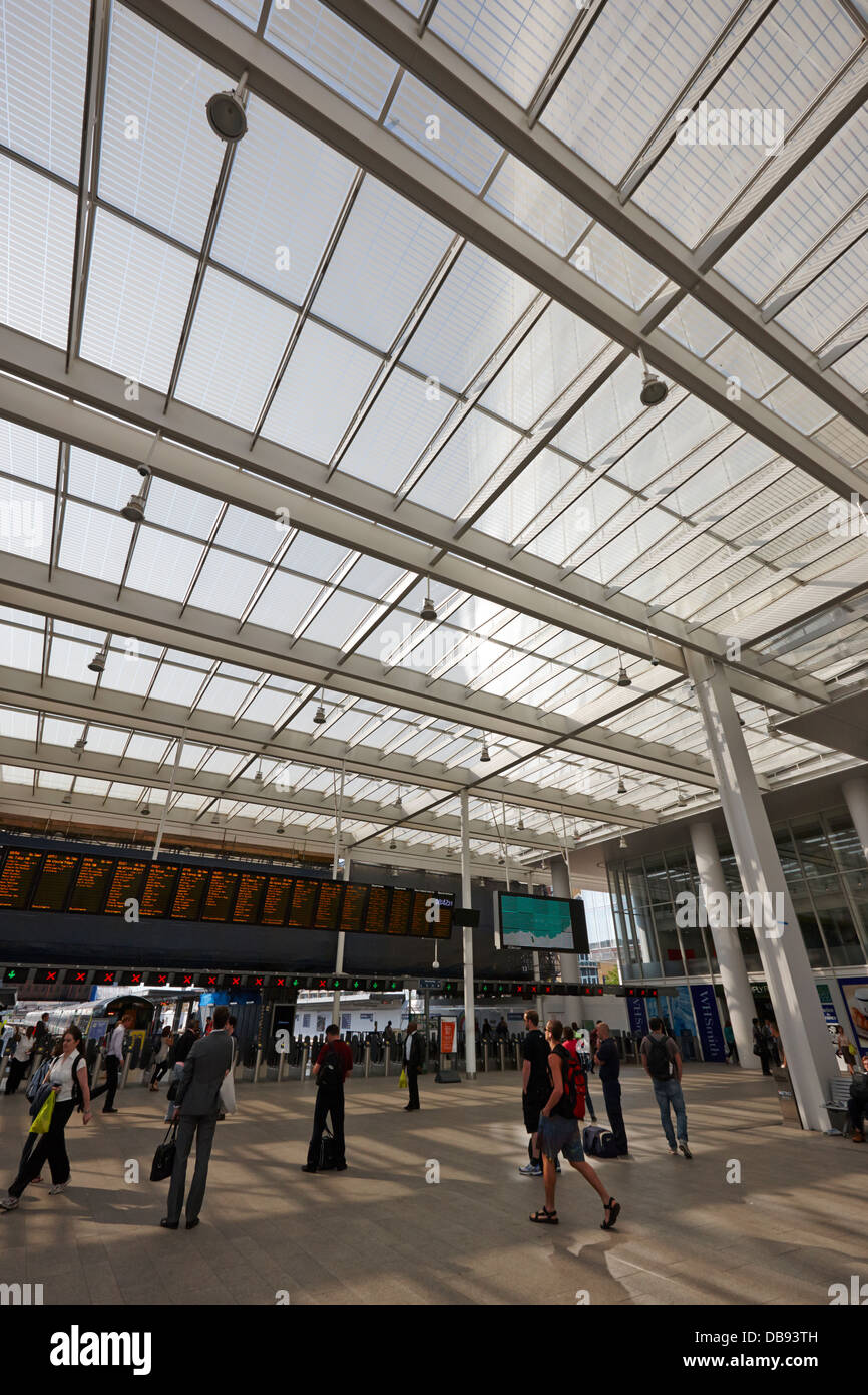 Concourse london bridge station hi-res stock photography and images - Alamy